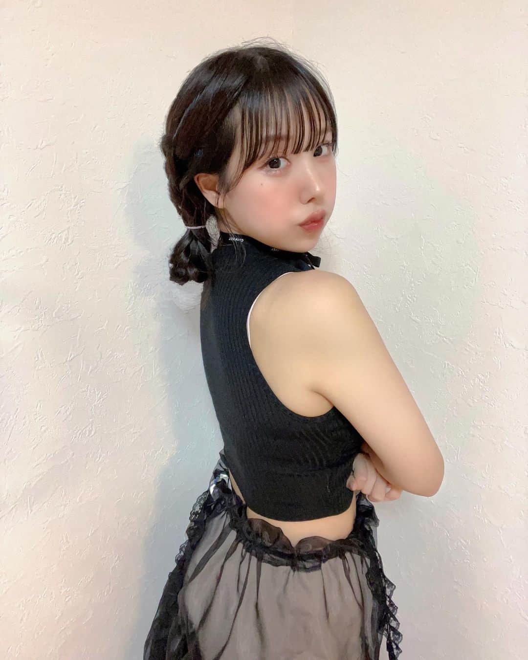 桃木兎羽さんのインスタグラム写真 - (桃木兎羽Instagram)「🌚🖤️️꙳ ・ ・ 最近マスターした髪型🫶 めっかわやろ〜🧏‍♀️♡」9 ...