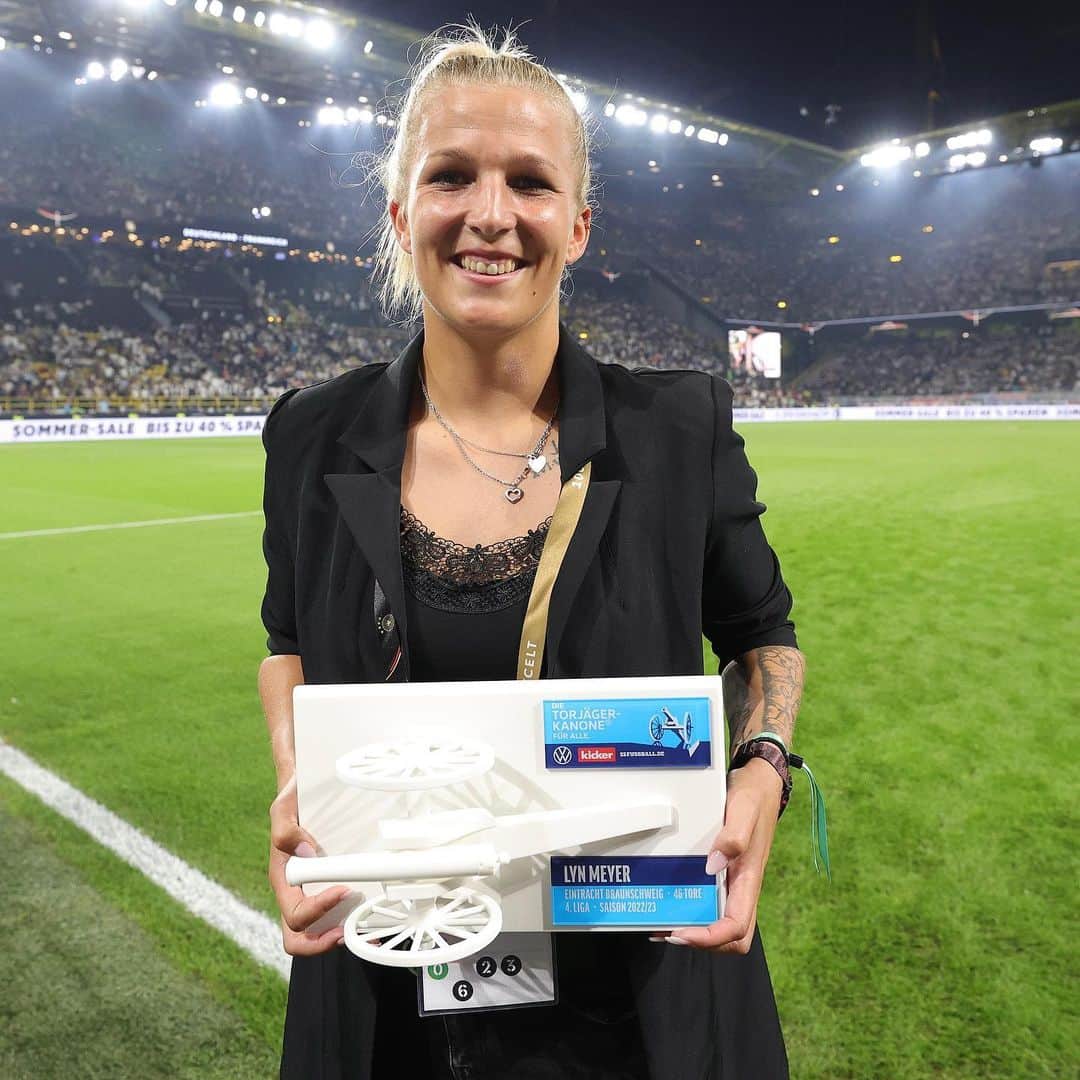 アイントラハト・ブラウンシュヴァイクさんのインスタグラム写真 - (アイントラハト・ブラウンシュヴァイクInstagram)「Lyn Meyer erhält „Torjägerkanone ...