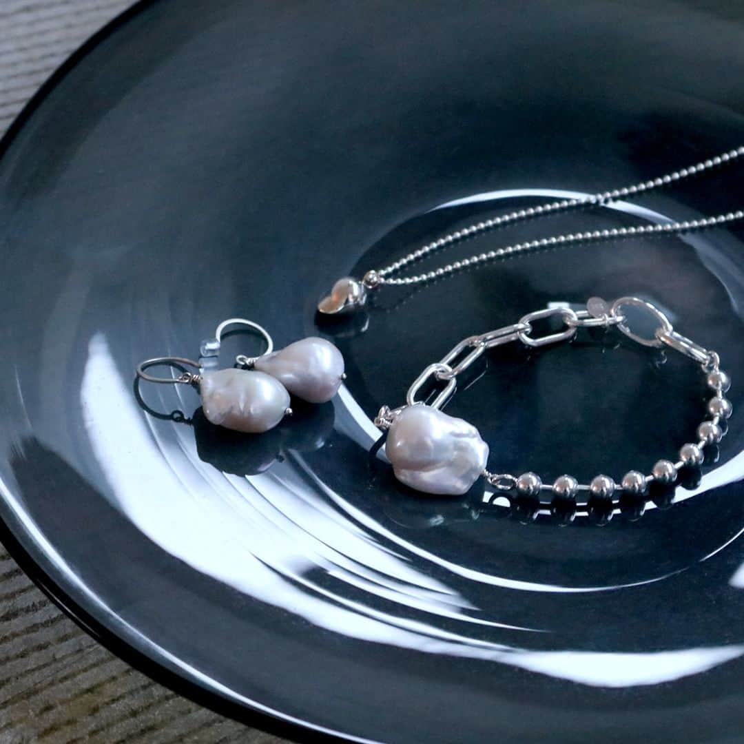 graf studioさんのインスタグラム写真 - (graf studioInstagram)「風の日が終わる一日をテーマに、風が揺らす影や荒涼とした風景などを描いたSIRI SIRIの ...