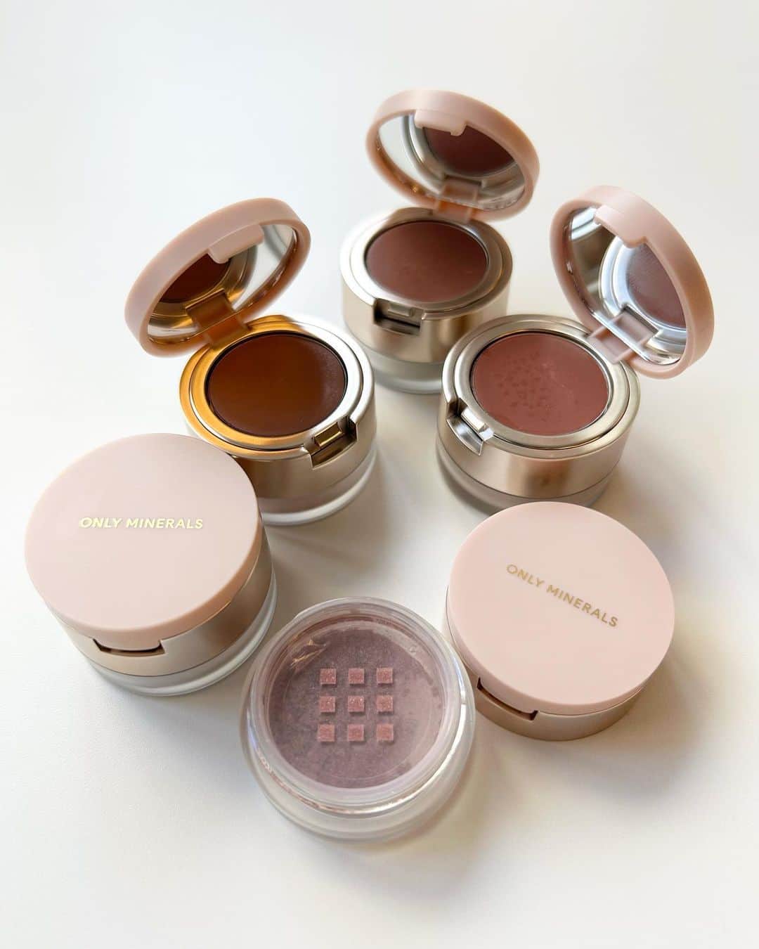 篠原菜月さんのインスタグラム写真 - (篠原菜月Instagram)「オンリーミネラル @onlyminerals がリニューアル！ 優しい色合いのパッケージもかわいい♡ ⁡ ミネラルコスメ ...