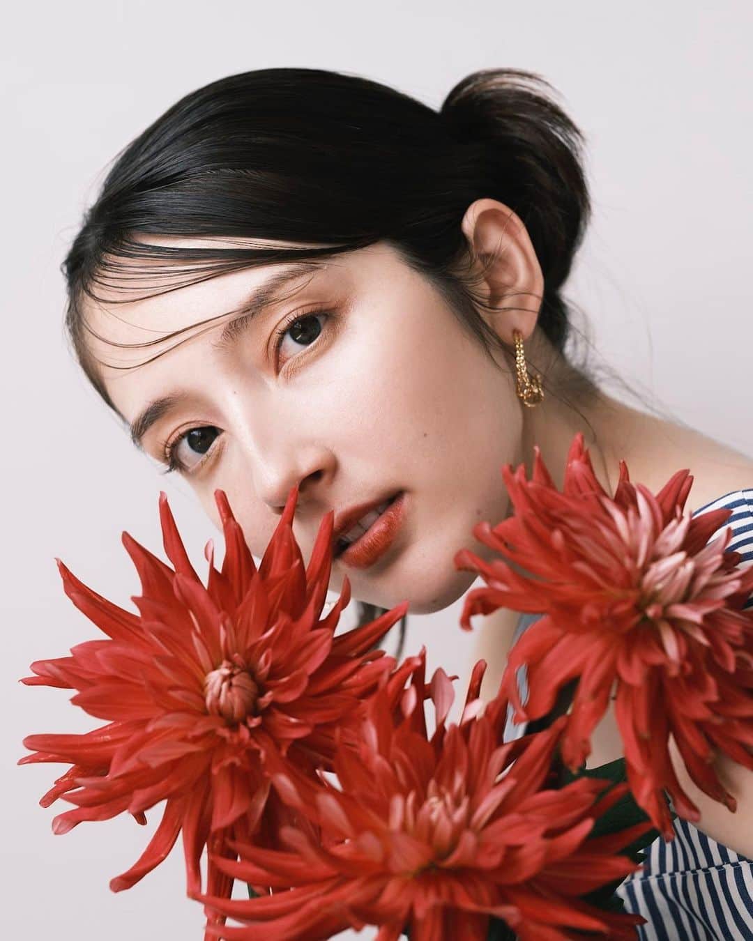 クリスティー麻里子さんのインスタグラム写真 - (クリスティー麻里子Instagram)「My new top pic📷🪷 . Photo by @petitbebepencil Hair ...