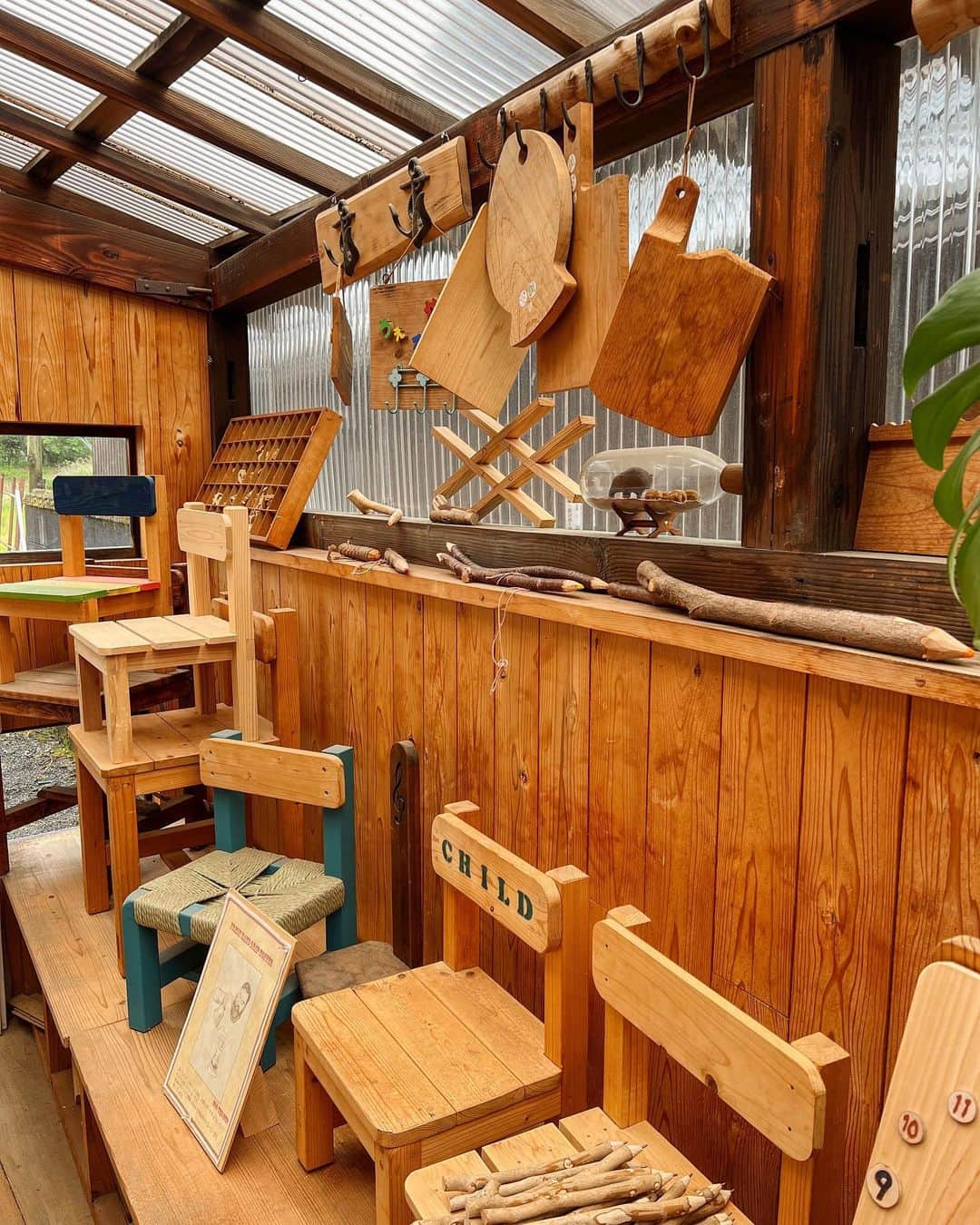 池田真子さんのインスタグラム写真 - (池田真子Instagram)「"ものづくり"っていくつになっても楽しい🌼 ． ペンダントは木を磨いてすべすべに！ 色えんぴつは短めにしてみた ． 自然の ...