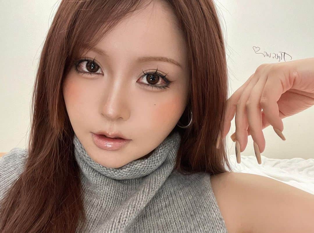 LINCAさんのインスタグラム写真 - (LINCAInstagram)「流行りの #y2kメイク #平成メイク してみた😎 普段令和メイクだ ...