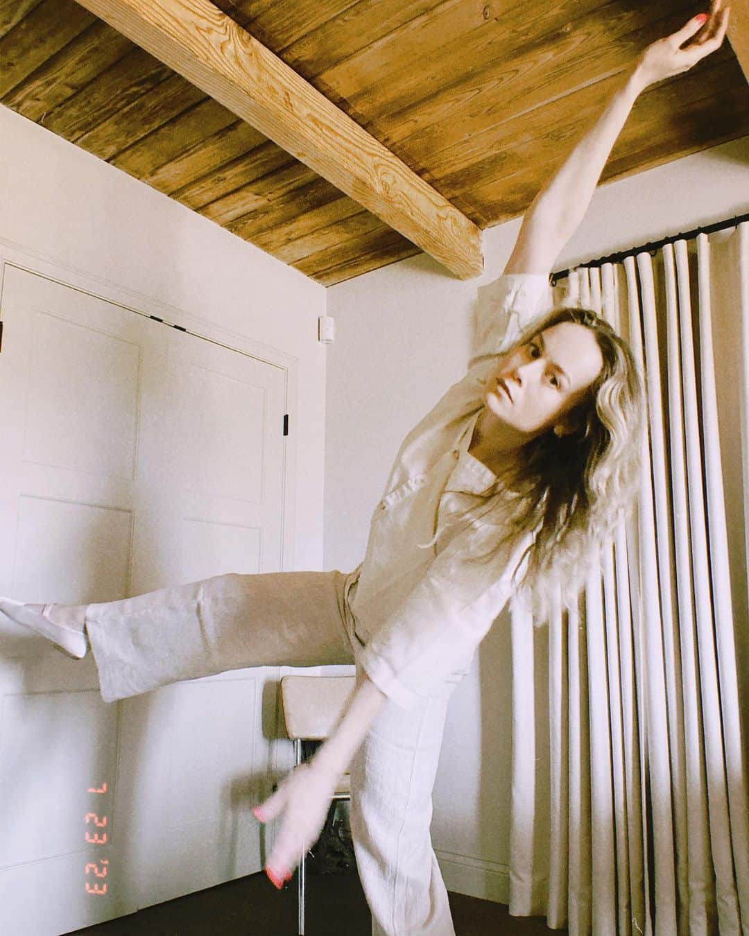 ブリー・ラーソンさんのインスタグラム写真 - (ブリー・ラーソンInstagram)「a delicate balancing act」9月16日 5時14分 - brielarson