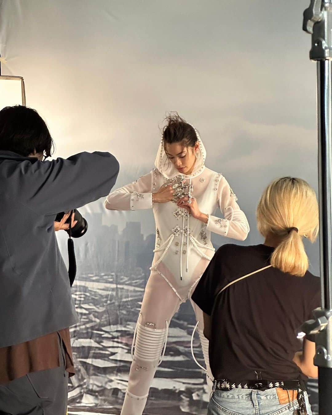 森星さんのインスタグラム写真 - (森星Instagram)「🛸sneak peek @thewowmag bts🛸coming ...