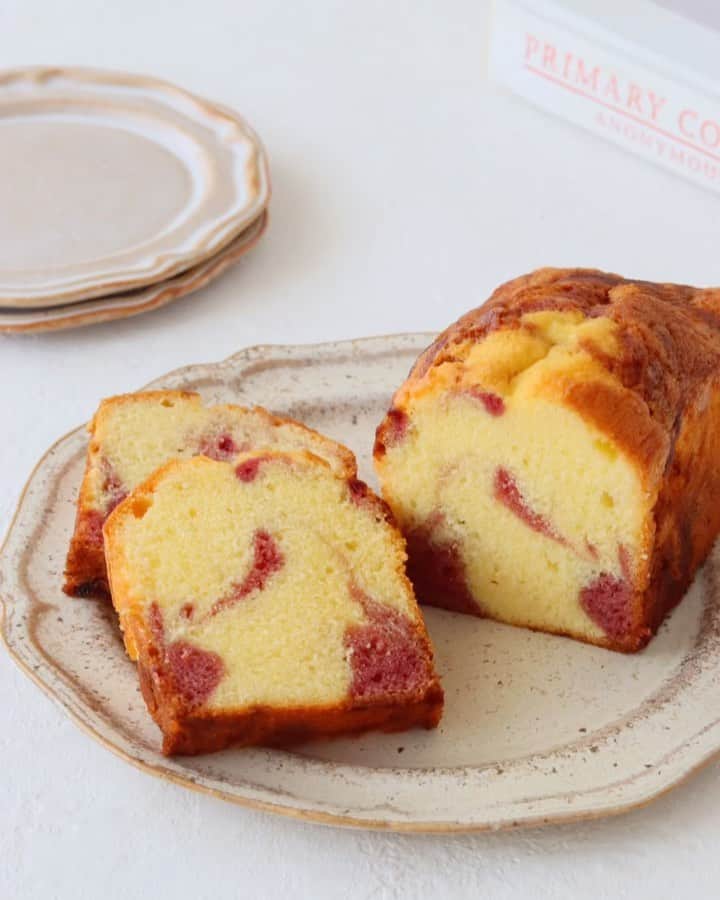 あいりおーさんのインスタグラム写真 - (あいりおーInstagram)「ラズベリーのマーブルパウンドケーキ作りました♪ ちょっとカット始めマーブってないけど🤣後ろの方でマーブったのでよしとし ...