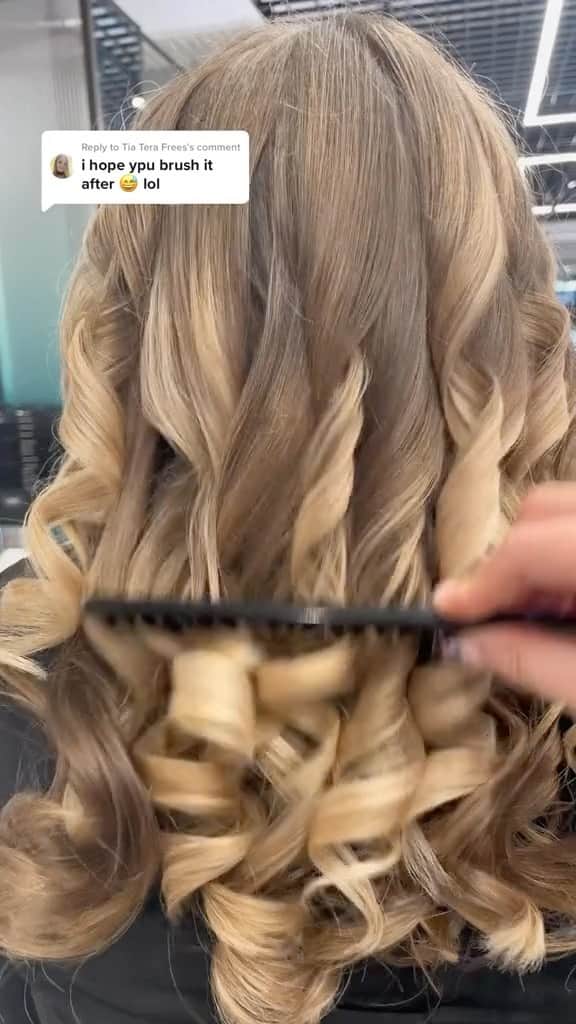 ghd hairさんのインスタグラム動画 - (ghd hairInstagram)「We never forget a brush out ...