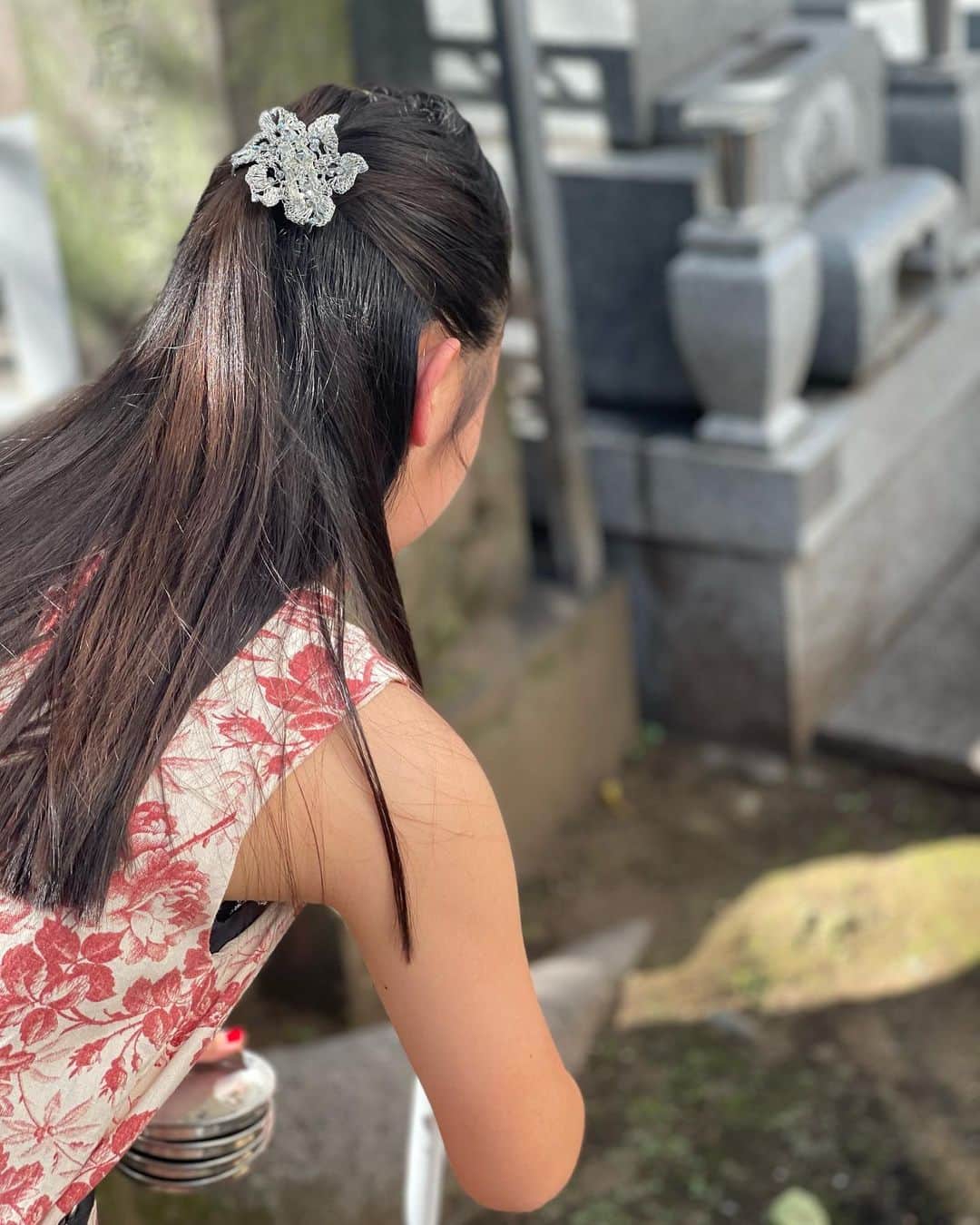 三浦瑠麗さんのインスタグラム写真 三浦瑠麗instagram 「敬老の日は、新宿の寺に三浦家の墓参に。 わたしは父の故郷である門司には