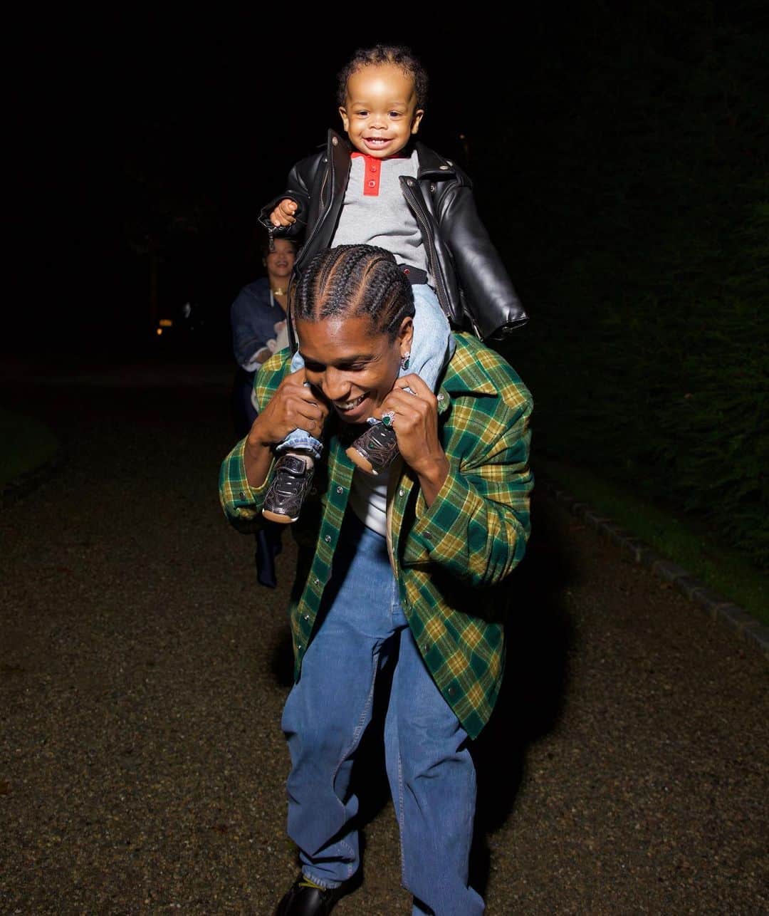 Vogueさんのインスタグラム写真 - (VogueInstagram)「It's a family thing. @badgalriri ...