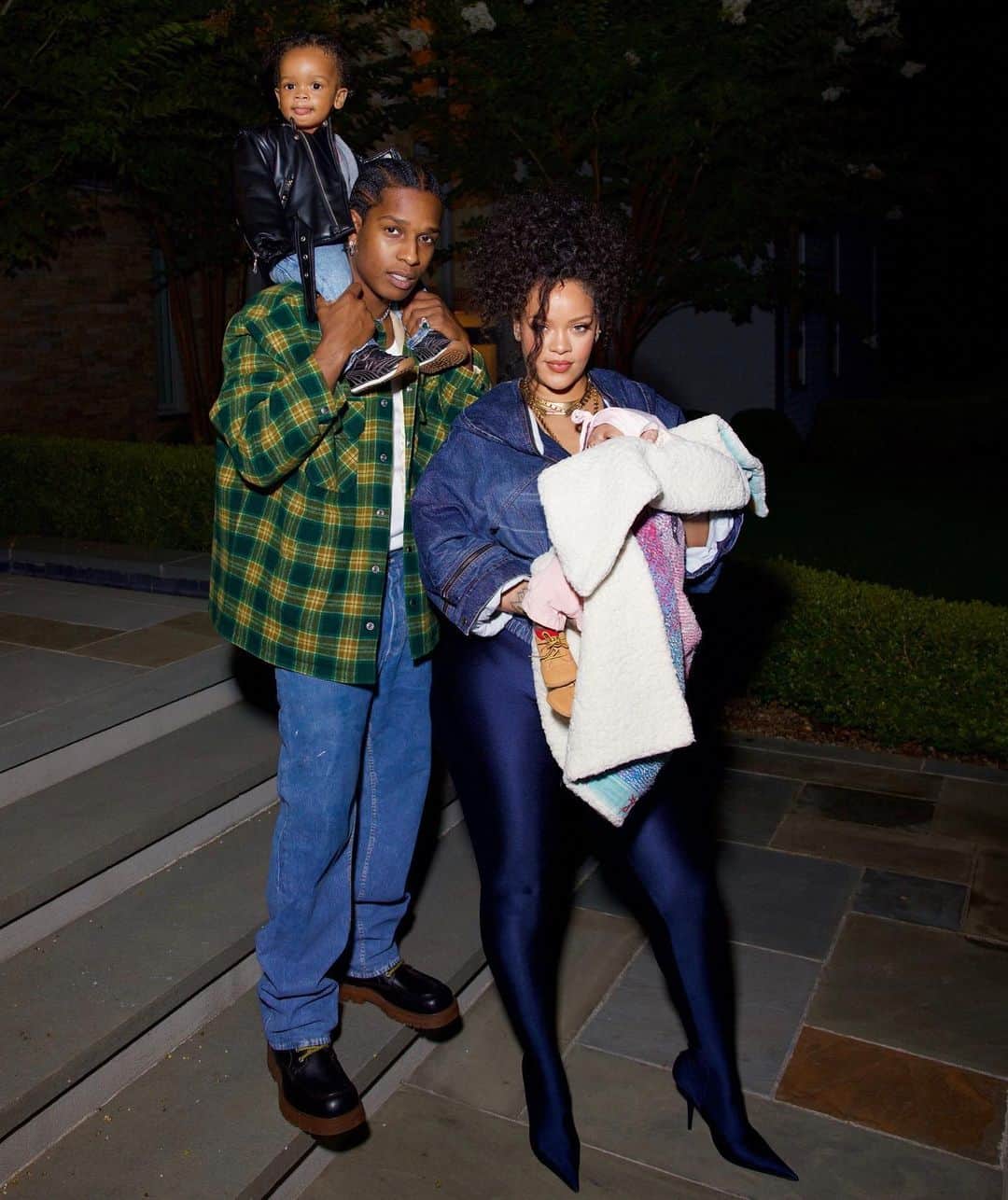 Vogueさんのインスタグラム写真 - (VogueInstagram)「It's a family thing. @badgalriri ...