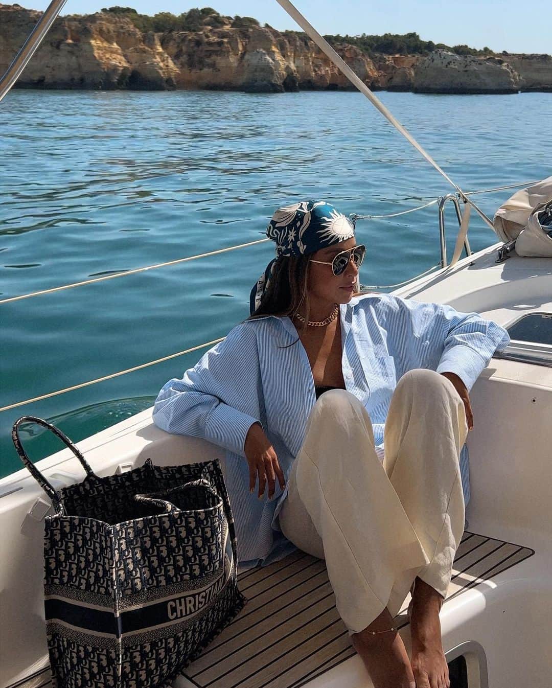 ジュリー・サリニャーナさんのインスタグラム写真 - (ジュリー・サリニャーナInstagram)「Chillin’ while we sail ...