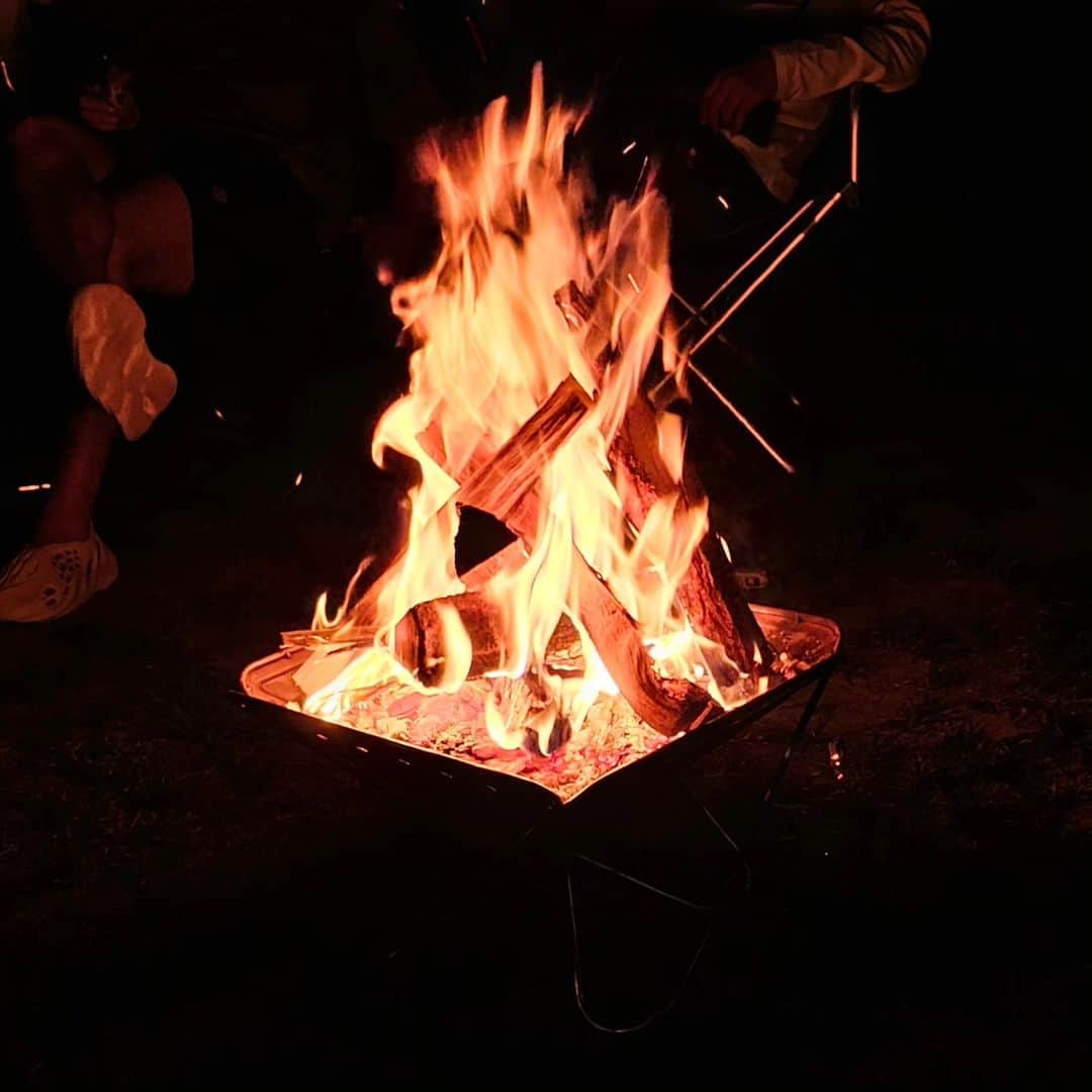 手島千尋さんのインスタグラム写真 - (手島千尋Instagram)「空が広く 空気が美味し 雲がart🎨の様で。 ユラユラゆれる焚き火は ...