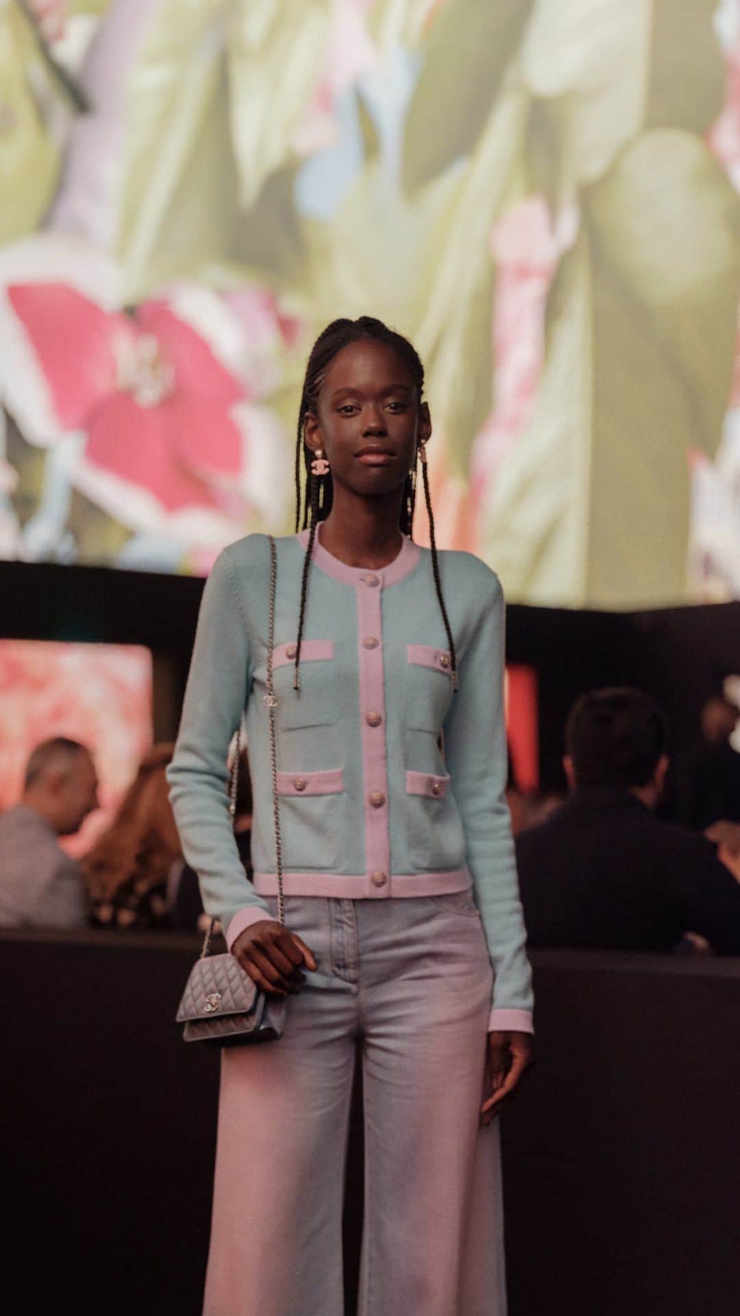 シャネルさんのインスタグラム動画 - (シャネルInstagram)「Appearing within an architectural ...