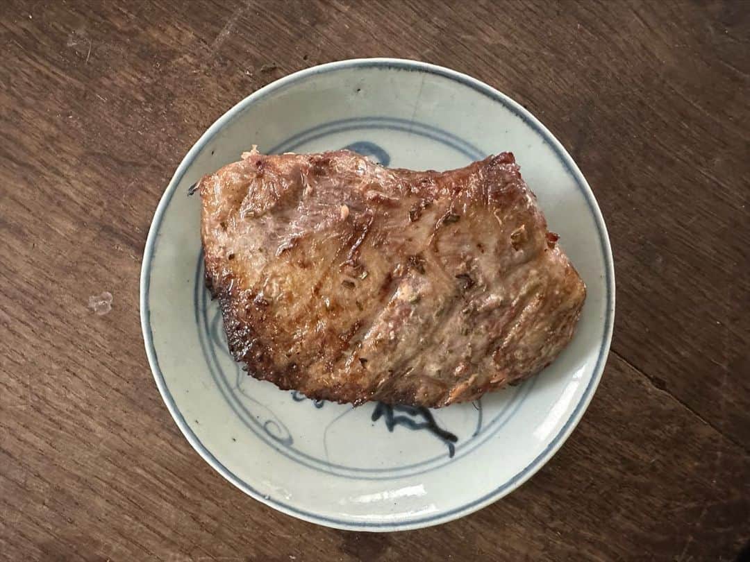 栗原友さんのインスタグラム写真 - (栗原友Instagram)「【クリトモ商店】 グリル用、国産天然本マグロの頬が発売になりました。 マグロ ...