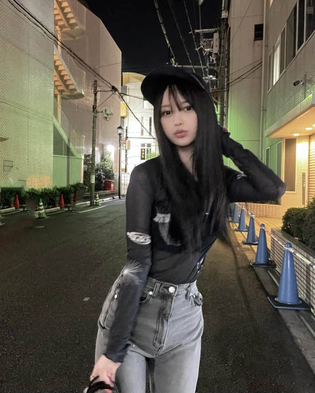 山本望叶さんのインスタグラム写真 - (山本望叶Instagram)「何枚目が好きかおしえて😶 #ootd #code #コーデ #モノトーンコーデ #秋服コーデ #キャップ #celine ...