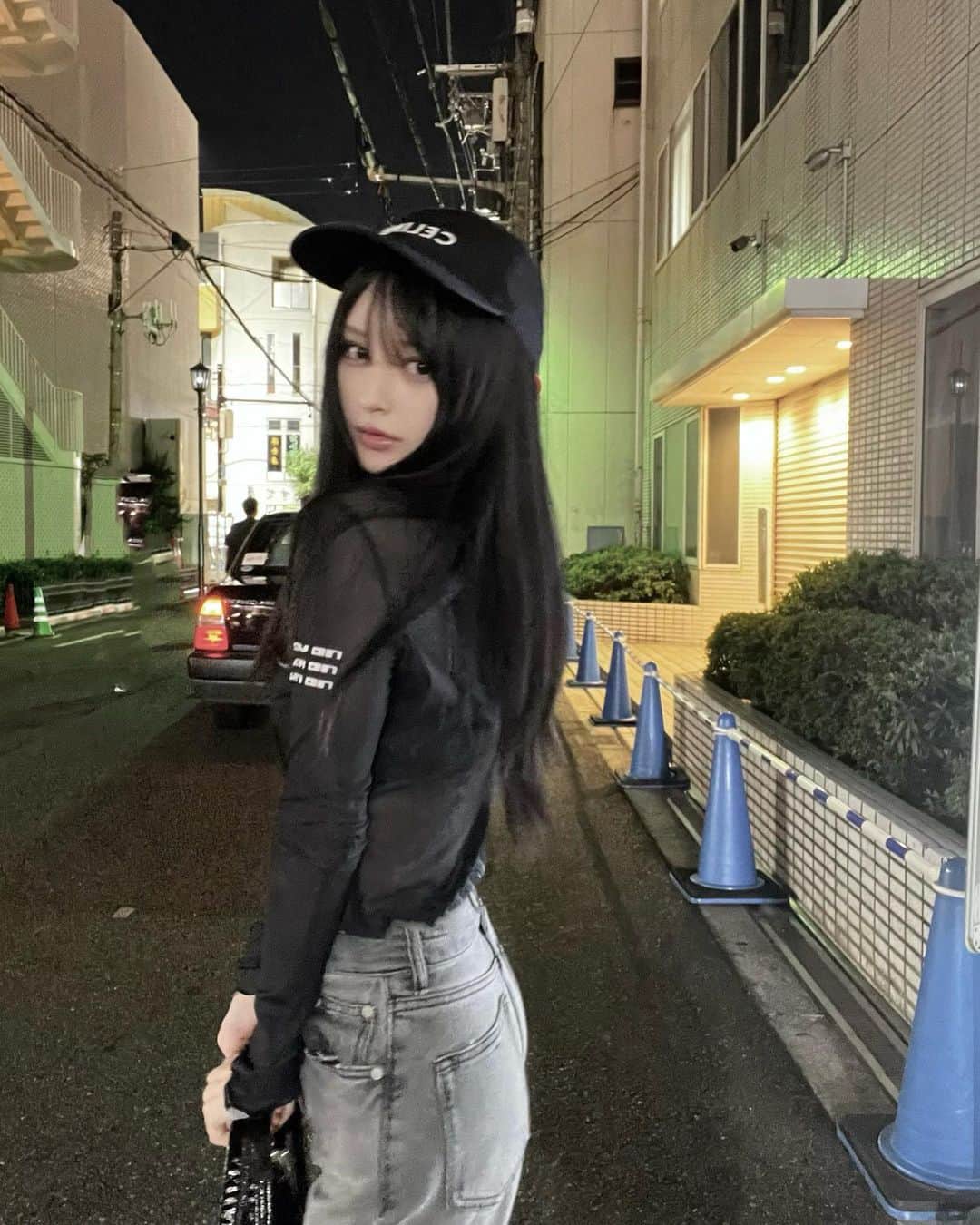 山本望叶さんのインスタグラム写真 - (山本望叶Instagram)「何枚目が好きかおしえて😶 #ootd #code #コーデ #モノトーンコーデ #秋服コーデ #キャップ #celine ...