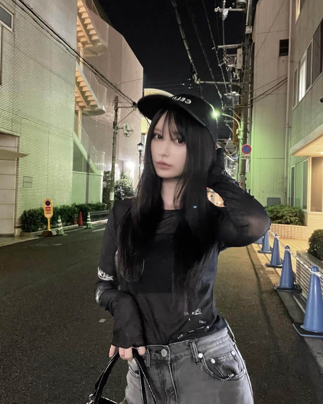 山本望叶さんのインスタグラム写真 - (山本望叶Instagram)「何枚目が好きかおしえて😶 #ootd #code #コーデ #モノトーンコーデ #秋服コーデ #キャップ #celine ...