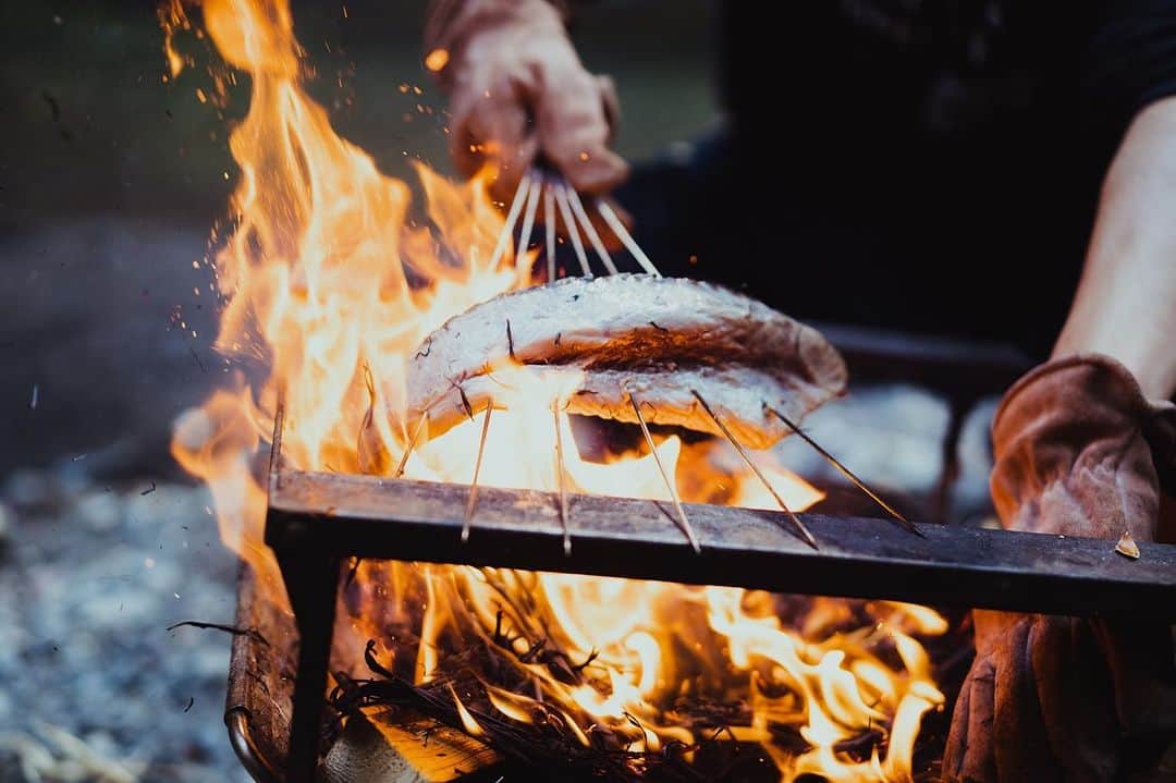 篠原祐太さんのインスタグラム写真 - (篠原祐太Instagram)「【定番のBBQ企画、秋編もやります！】 11月3,4日、舞台は檜原村の山奥にて。紅葉シーズンです。 恒例の猪丸焼き🐗など ...