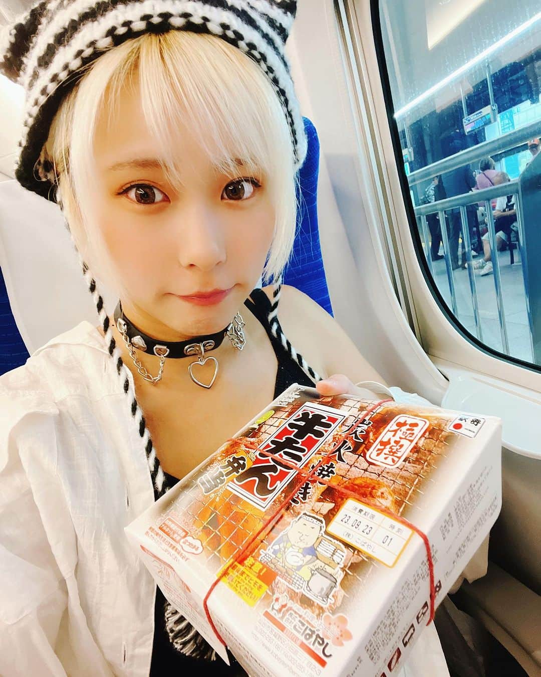 塚田綾佳さんのインスタグラム写真 - (塚田綾佳Instagram)「おはぽこぉ☀️ #大阪 しゅっぱーつ!!🚄𓂃𓈒𓏸︎︎︎︎ #駅弁 買え ...