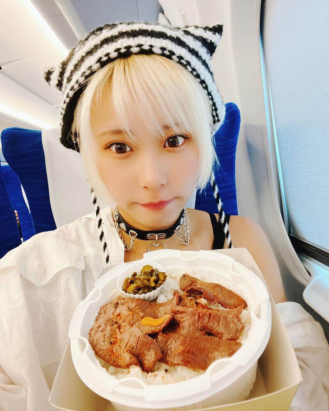 塚田綾佳さんのインスタグラム写真 - (塚田綾佳Instagram)「おはぽこぉ☀️ #大阪 しゅっぱーつ!!🚄𓂃𓈒𓏸︎︎︎︎ #駅弁 買え ...