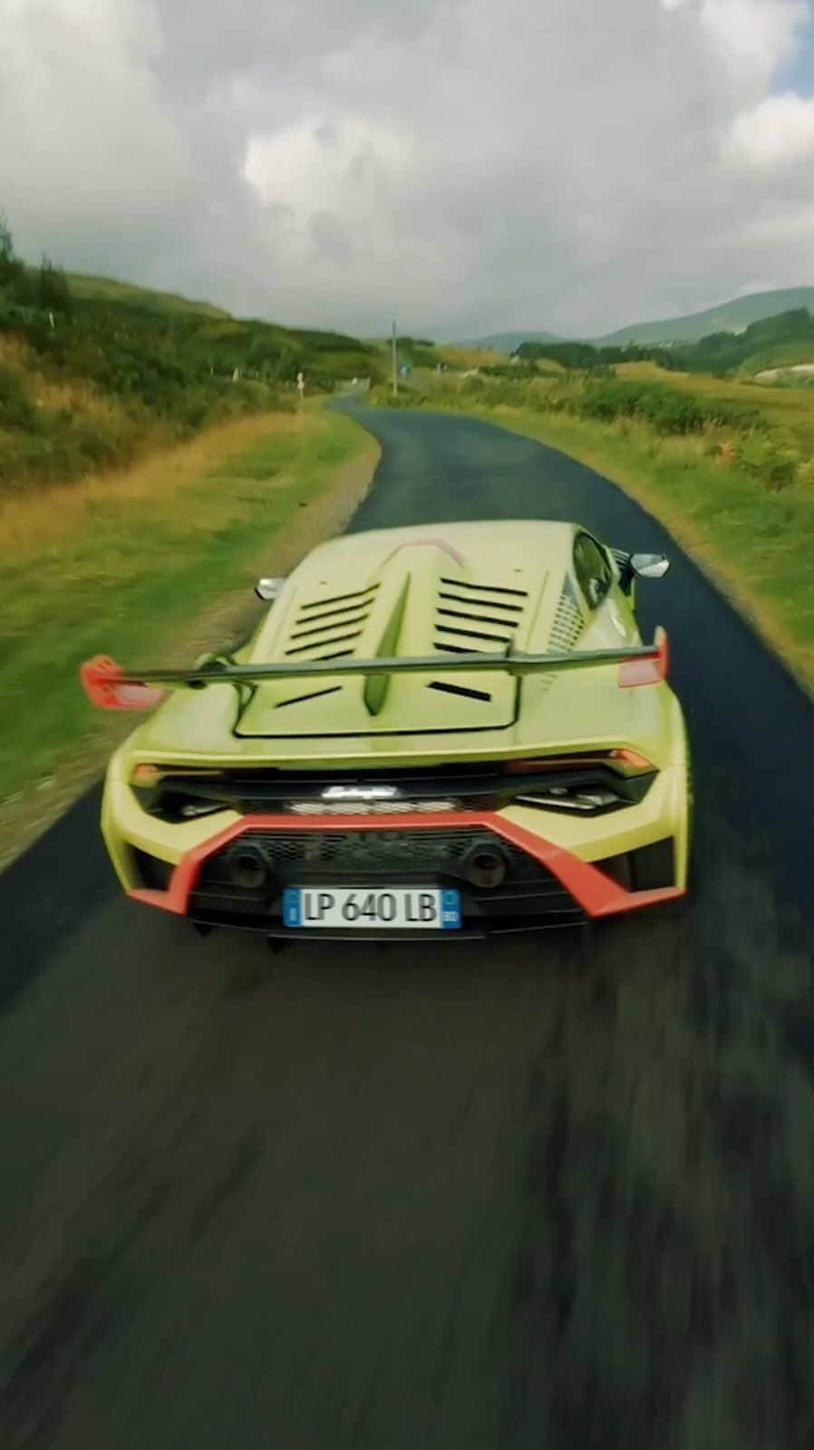 ランボルギーニさんのインスタグラム動画 - (ランボルギーニInstagram)「Racing soul, street-legal ...