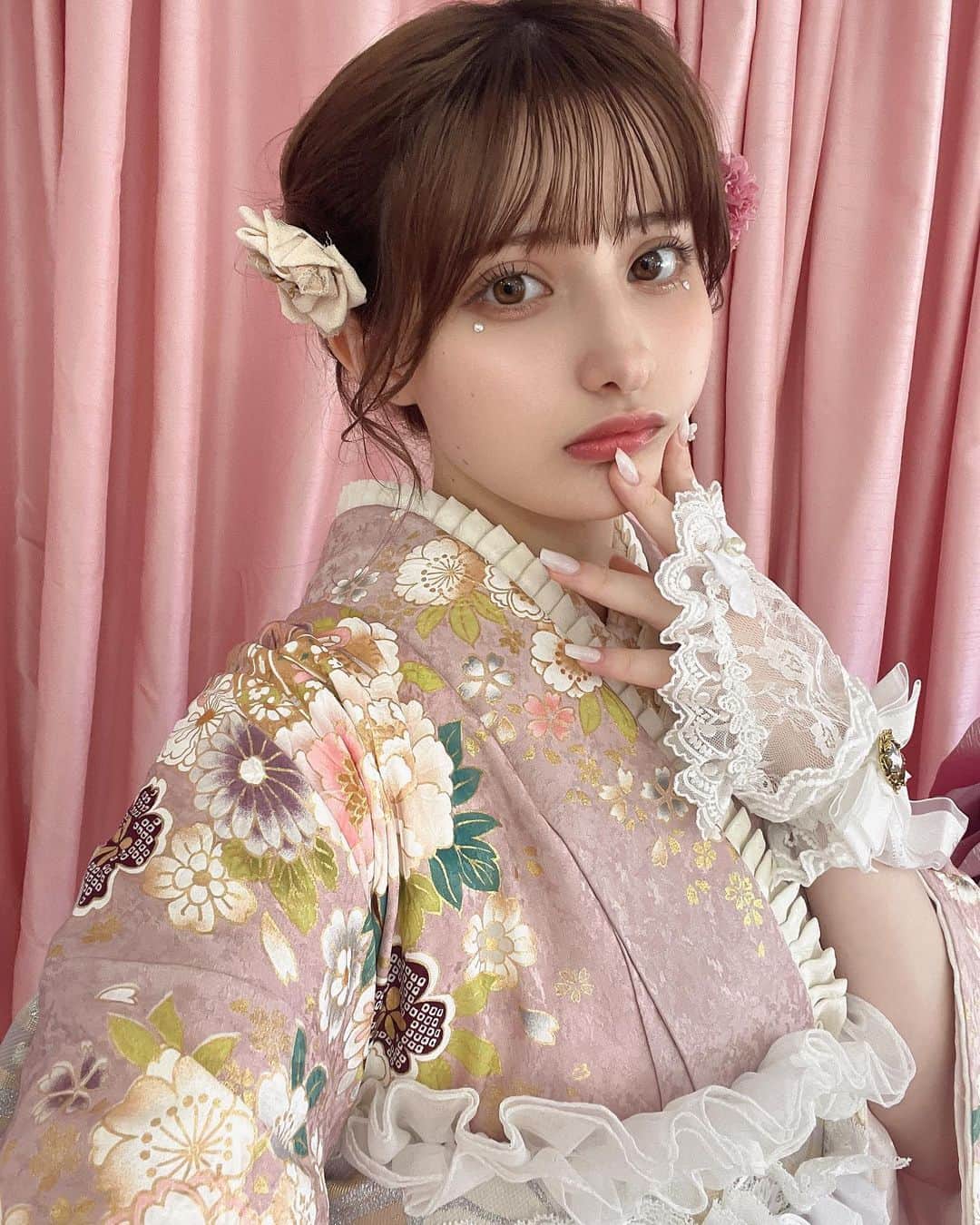 エイミーさんのインスタグラム写真 - (エイミーInstagram)「🩷🤍 KIMONO LARME🥹🤍 振袖可愛すぎました…🤍 撮影も可愛くって楽しかった🩷 ・ ・ ・ #LARME # ...