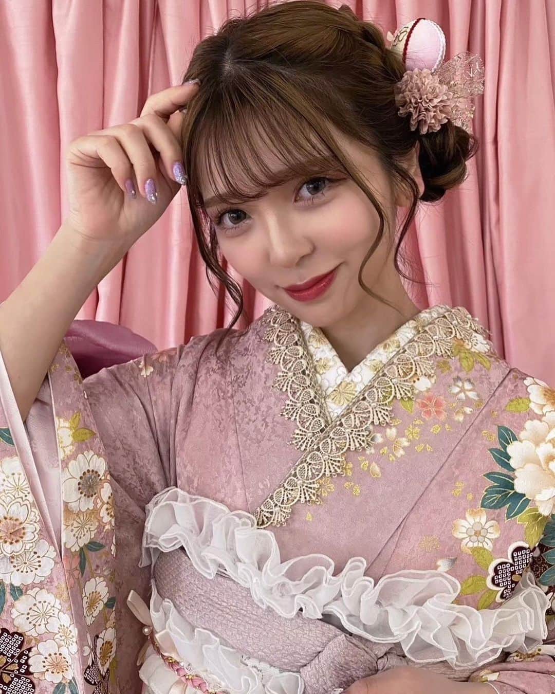 高畑麻優さんのインスタグラム写真 - (高畑麻優Instagram)「KIMONO LARME さんの撮影の時の！🩷 普段は着ないお色味のピンクの振袖で ガーリーな雰囲気がとても可愛くて素敵 ...