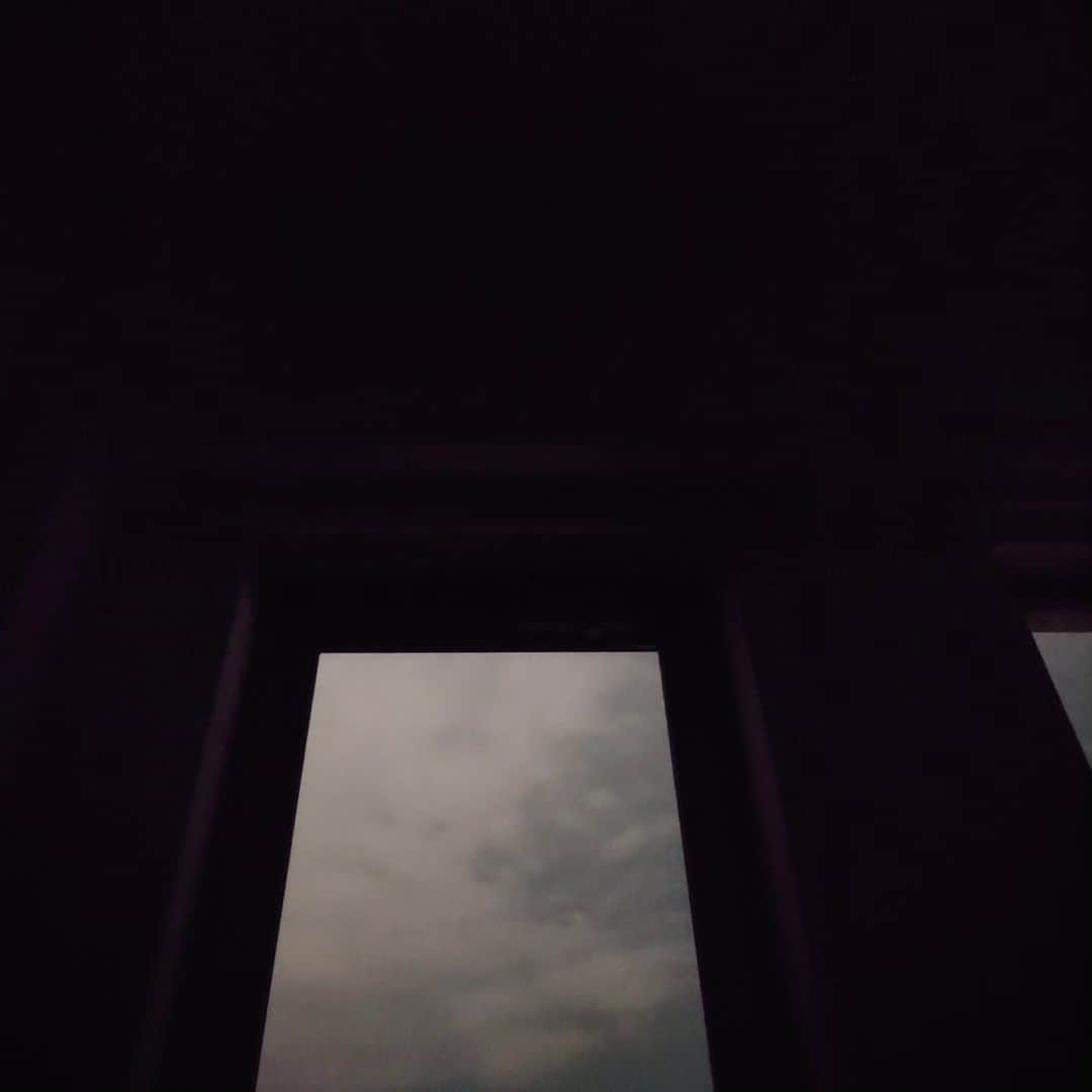 桂宮治さんのインスタグラム写真 桂宮治instagram 「目が覚めたらリビングのソファーだった… きっと家族に何度も起こされたんだけど