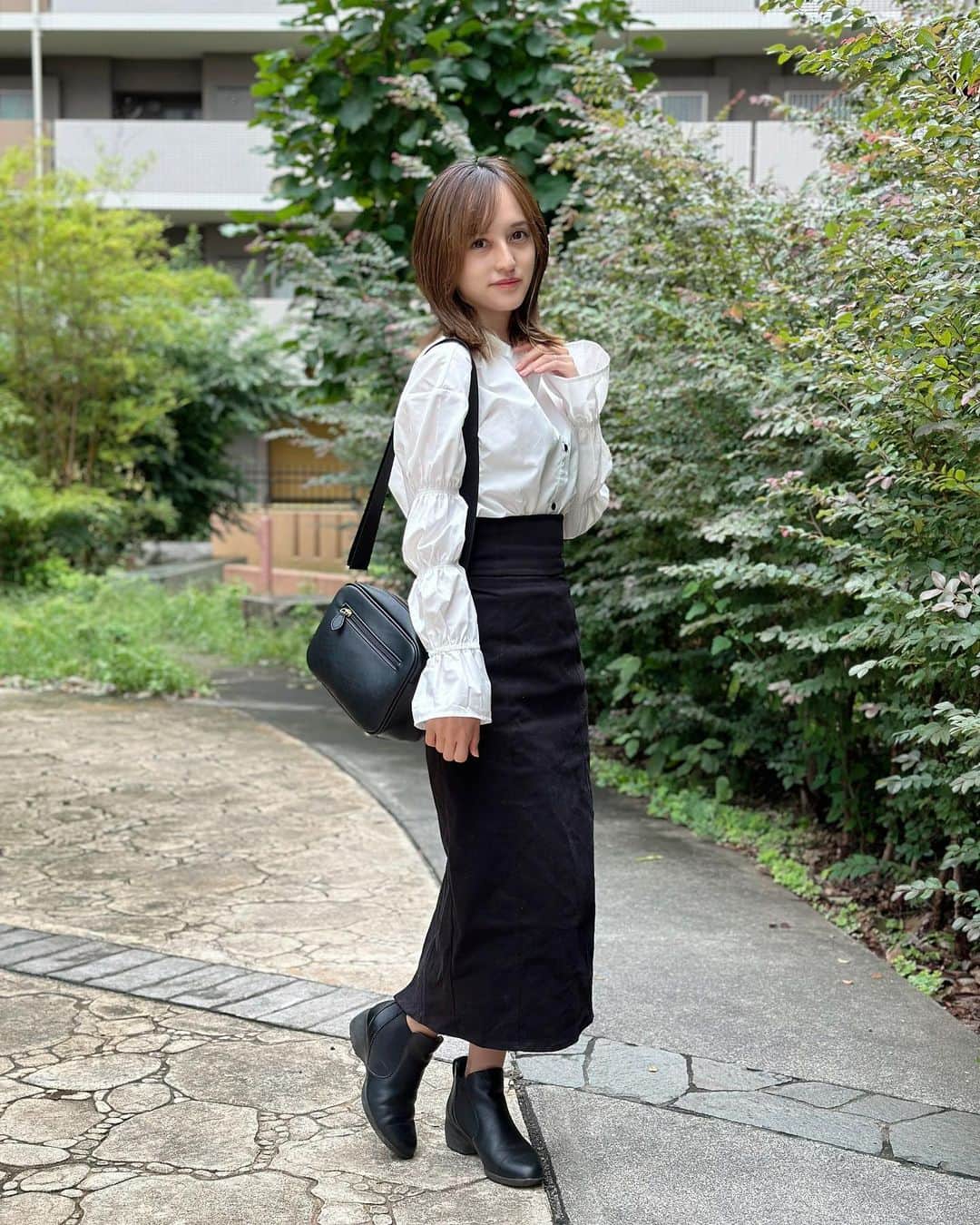 奥山絵里奈さんのインスタグラム写真 - (奥山絵里奈Instagram)「ようやく秋コーデ🍂 可愛過ぎるひょうたんスリーブシャツ💓 @plusme_official 3,990円 +tax 姉 ...