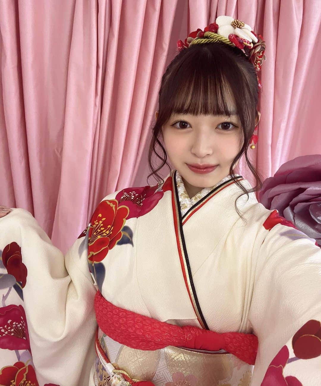 黒江心温さんのインスタグラム写真 - (黒江心温Instagram)「KIMONO LARMEさんでの撮影の時の 💞 白赤メインの素敵な振袖、めっちゃ可愛かった〜💭 撮影場所も素敵空間すぎて ...