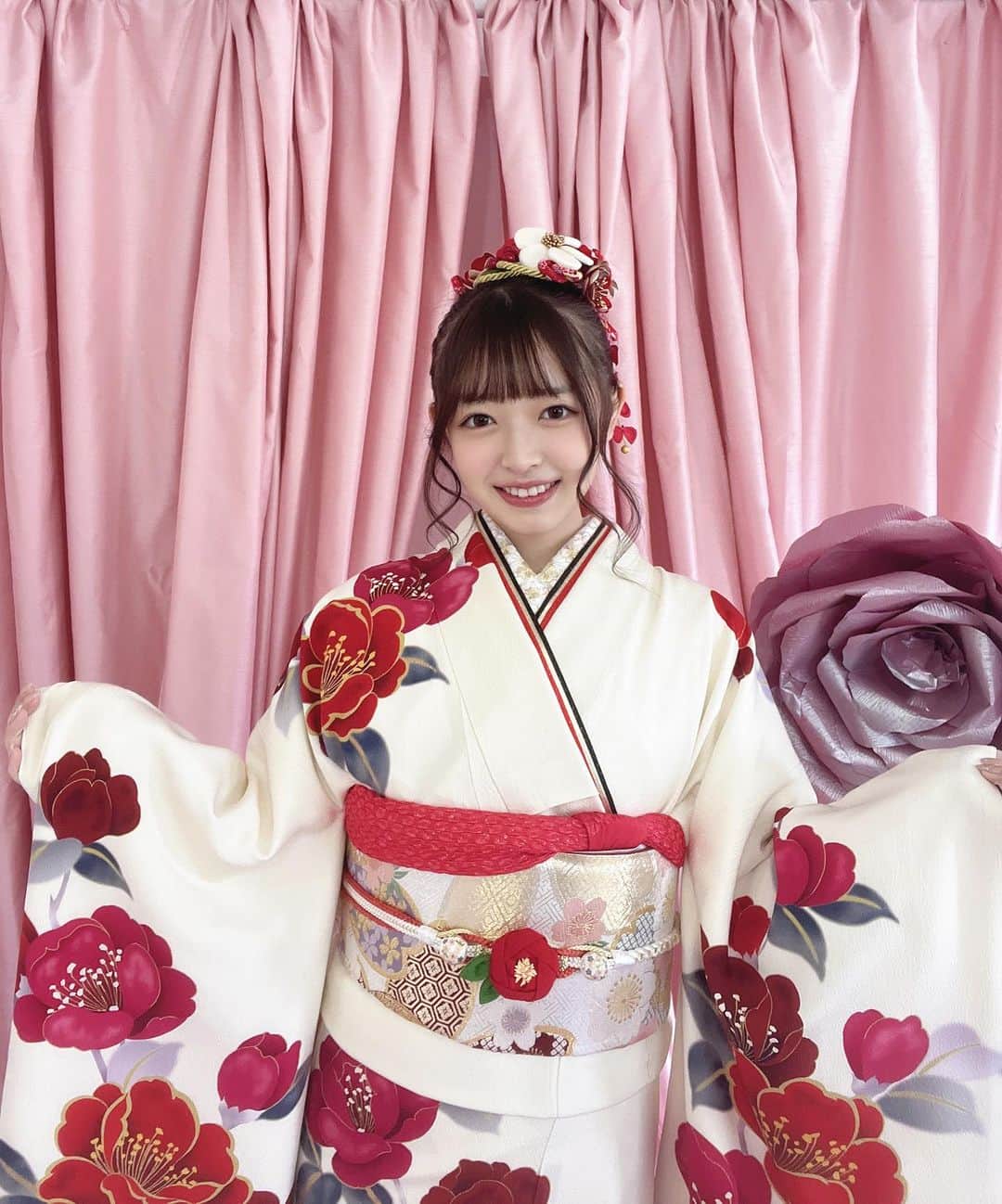黒江心温さんのインスタグラム写真 - (黒江心温Instagram)「KIMONO LARMEさんでの撮影の時の 💞 白赤メインの素敵な振袖、めっちゃ可愛かった〜💭 撮影場所も素敵空間すぎて ...