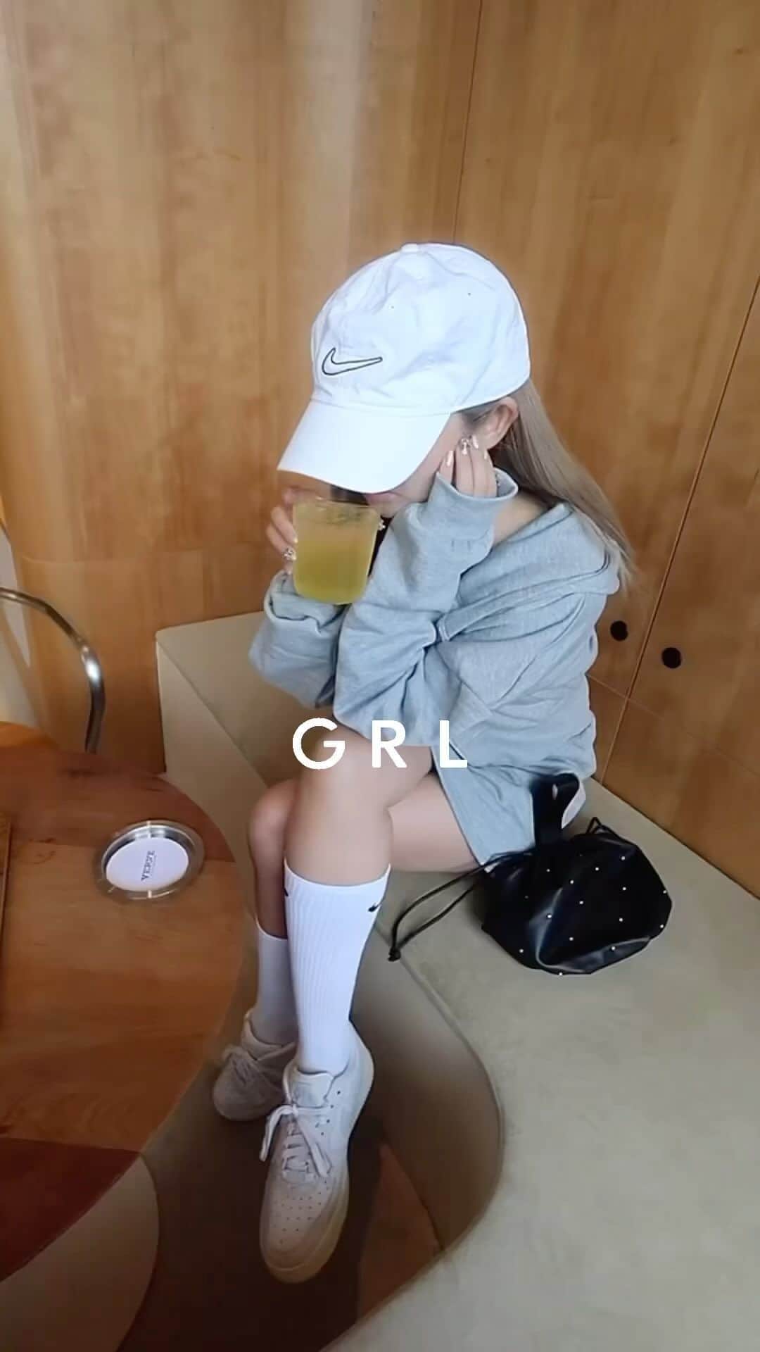 GRLさんのインスタグラム動画 - (GRLInstagram)「全色買いしたい！GRL優秀すぎるパーカーセットアップ💕 パーカー×ミニスカート裏起毛スウェットセットアップ[pm317 ...