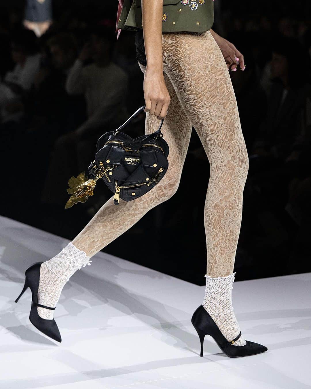 Moschinoさんのインスタグラム写真 Moschinoinstagram 「floating Down The Runway 🎀🌸