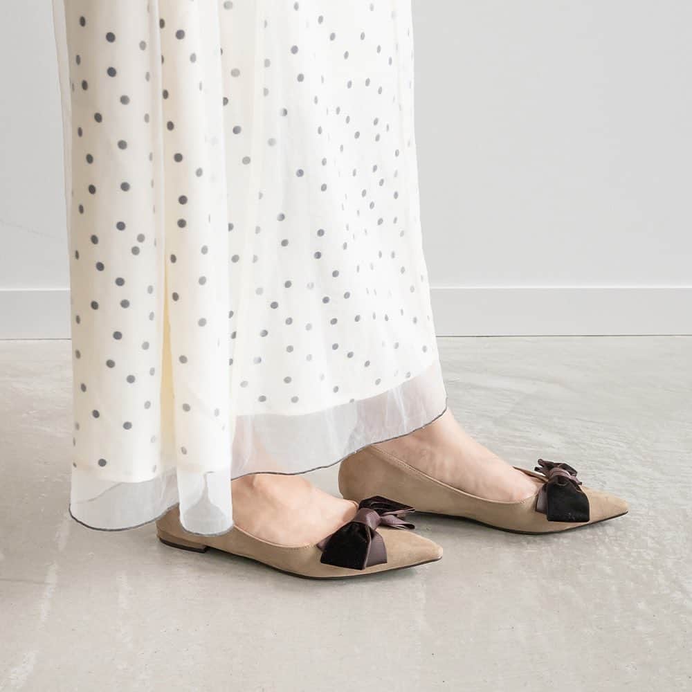 RANDAさんのインスタグラム写真 - (RANDAInstagram)「. 【RIBBON FLAT PUMPS】 大胆なリボンでキャッチーに仕上げたフラットパンプス。 華奢なスクエアトゥで ...