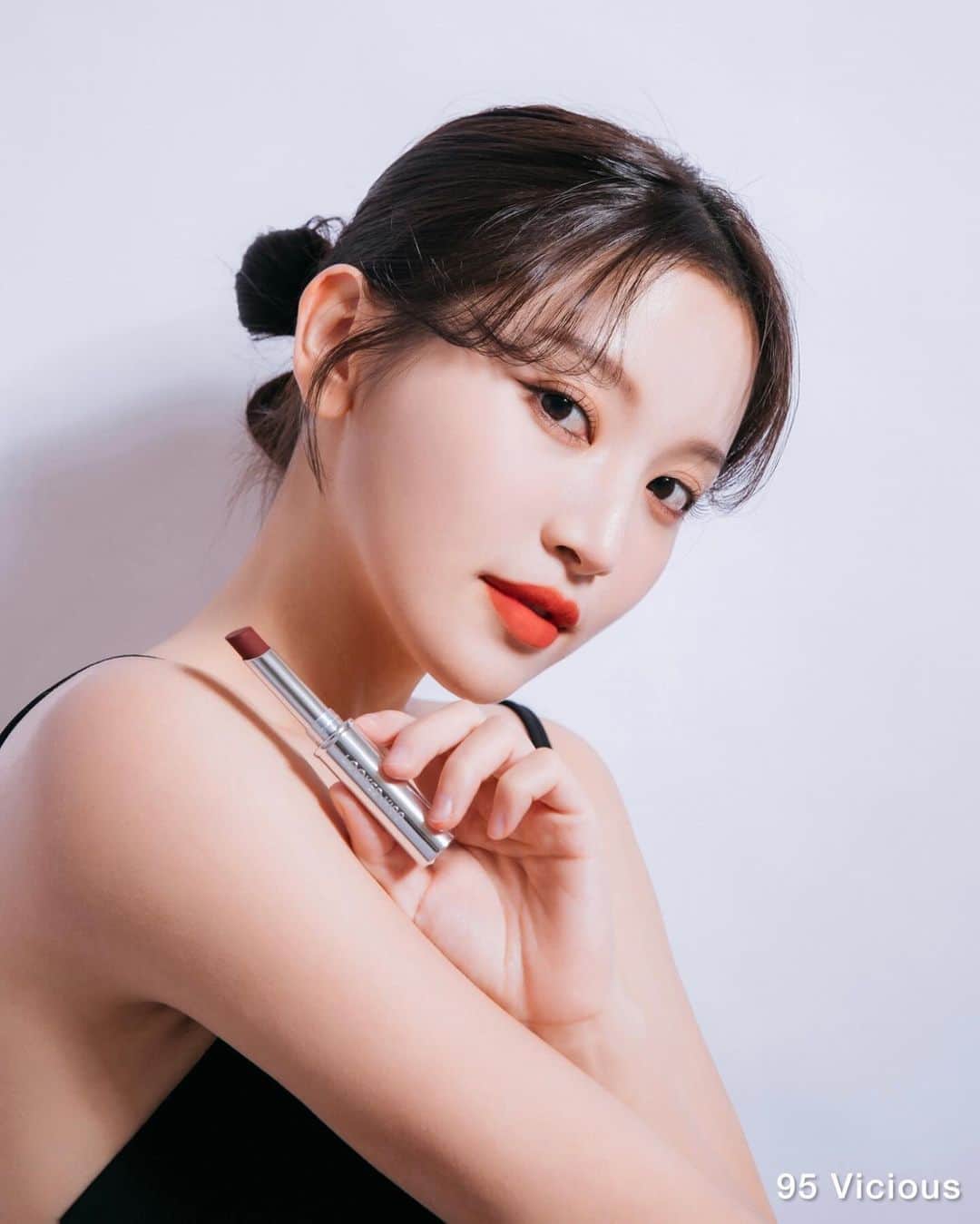 蔡瑞雪（Ruixue Tsai）さんのインスタグラム写真 - (蔡瑞雪（Ruixue Tsai）Instagram)「它靠近 輕輕滑過她的唇瓣 ...