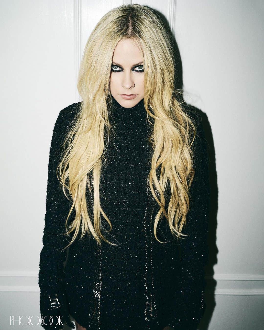 アヴリル・ラヴィーンさんのインスタグラム写真 - (アヴリル・ラヴィーンInstagram)「🖤🤍 @photobookmagazine # ...