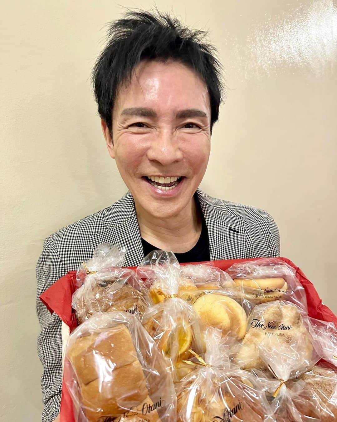郷ひろみさんのインスタグラム写真 郷ひろみinstagram「⁡ 今日はボクの故郷でもある福岡でコンサート‼️ ニューオータニの美味しいパンも食べて、準備完了👍 ニューオータニは、12 
