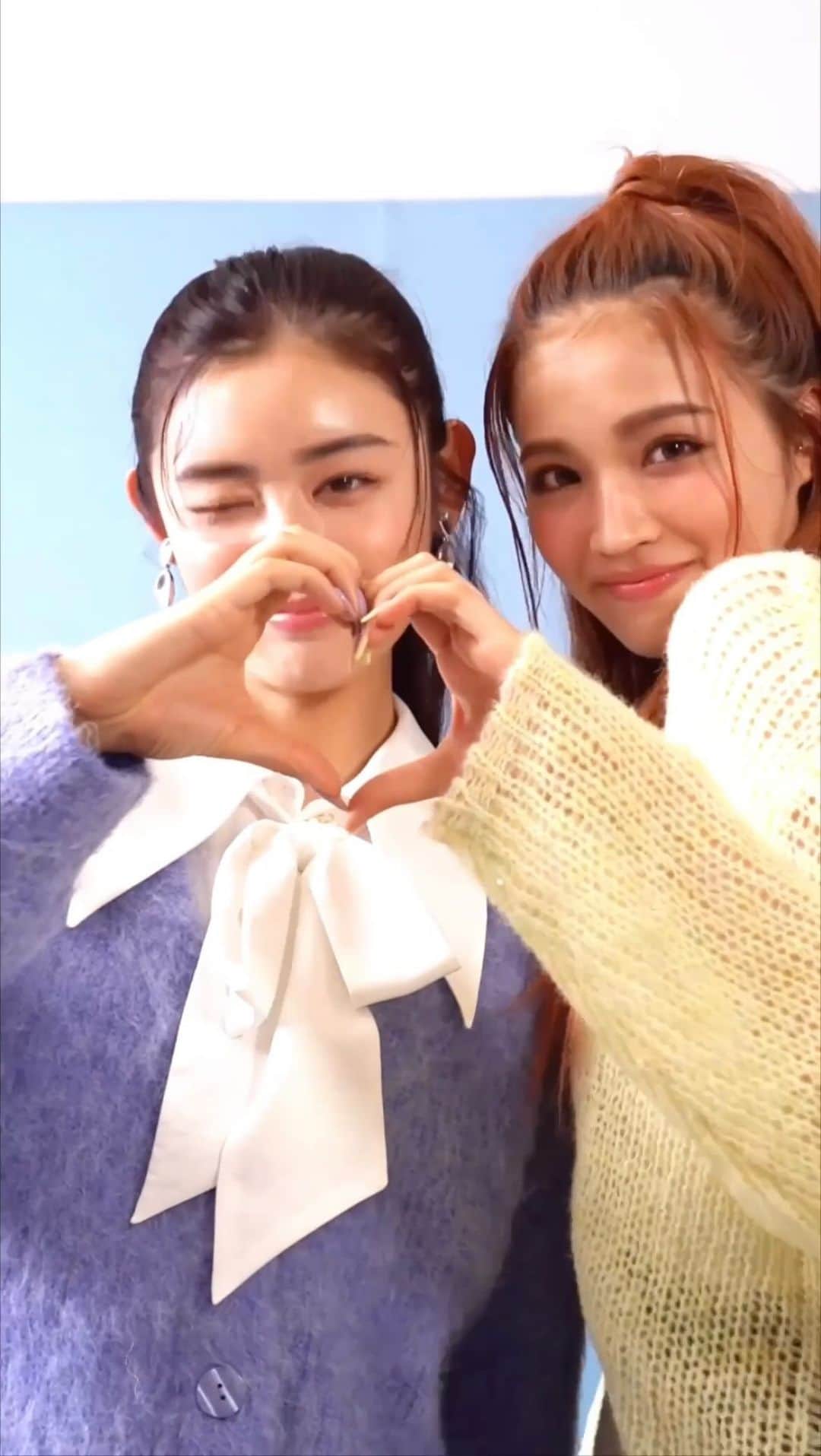 Viviさんのインスタグラム動画 Viviinstagram「星夏andせいかのカラーニットコーデ💜 この秋はカラフルなトゥンカロンカラーに注目！ 韓国っぽなアイテムが豊富なvisでお気に 