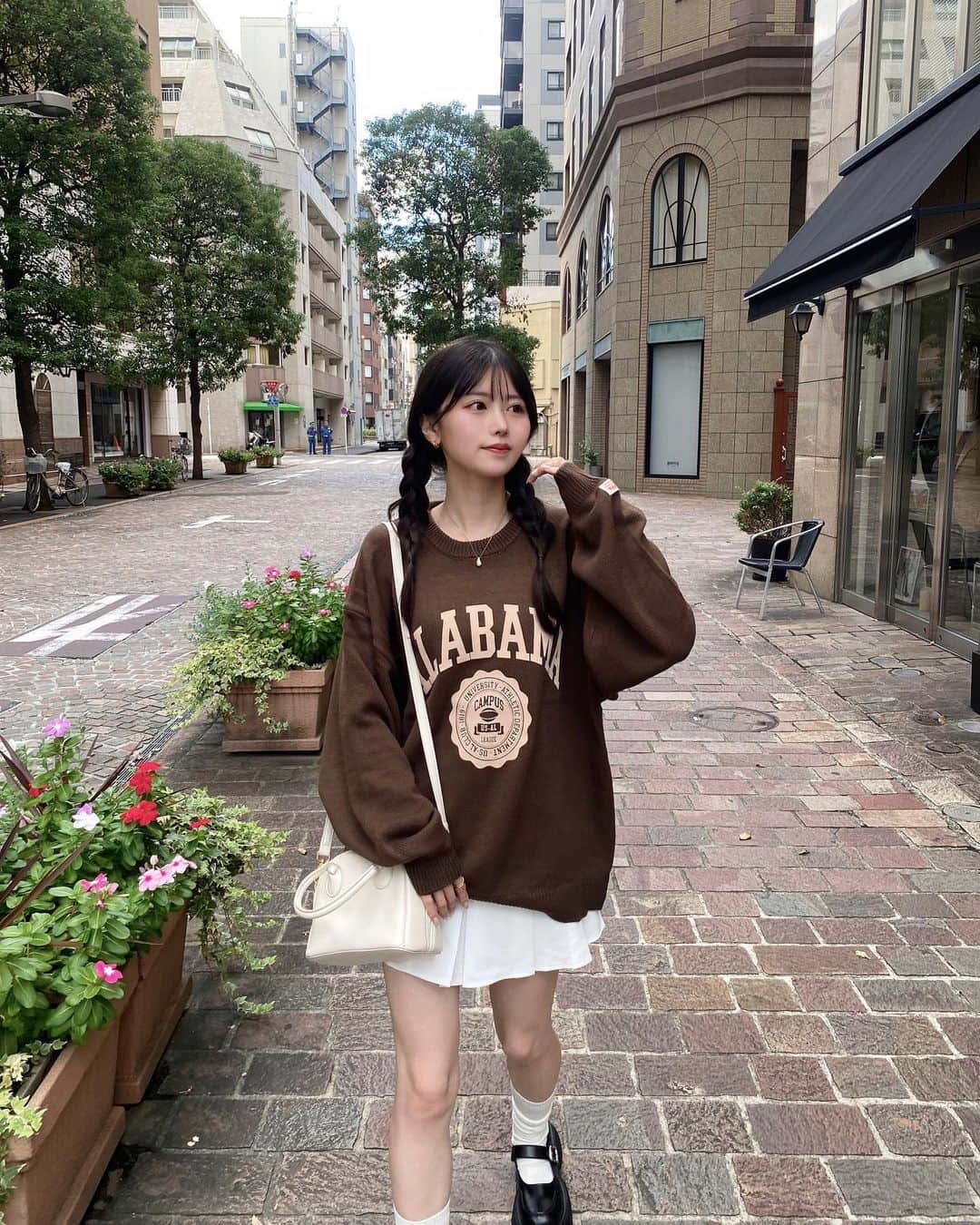 星乃まひろさんのインスタグラム写真 - (星乃まひろInstagram)「brown×white🧸🤍 tops: @classicalelf_official ヴィンテージ感のあるカレッジロゴ ...