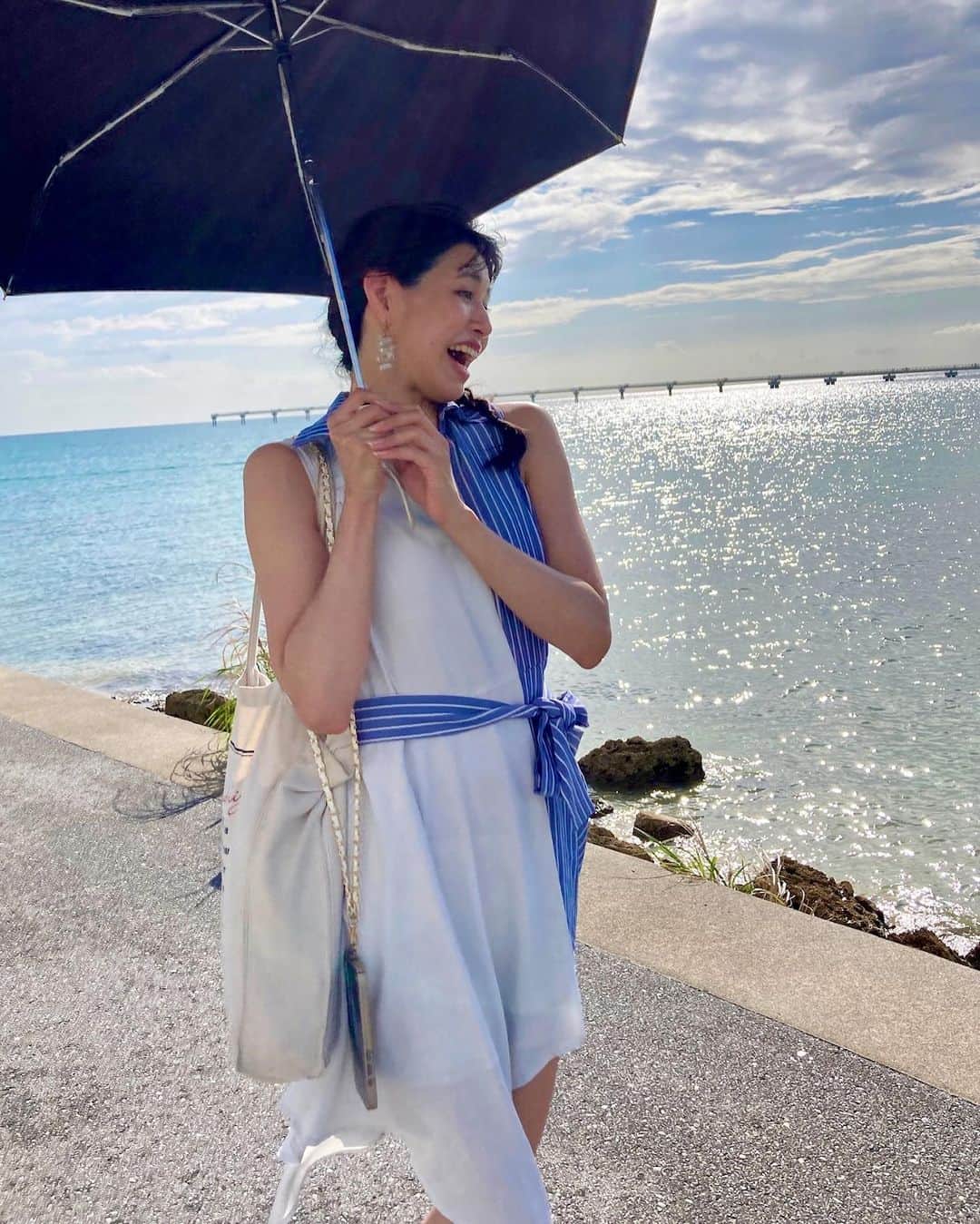 岩間夏美さんのインスタグラム写真 - (岩間夏美Instagram)「. ミスチャペルの副賞で 沖縄撮影に🌺 ( @missbridalmodel ) 日傘に日焼け止めに しっかり日焼け対策し ...