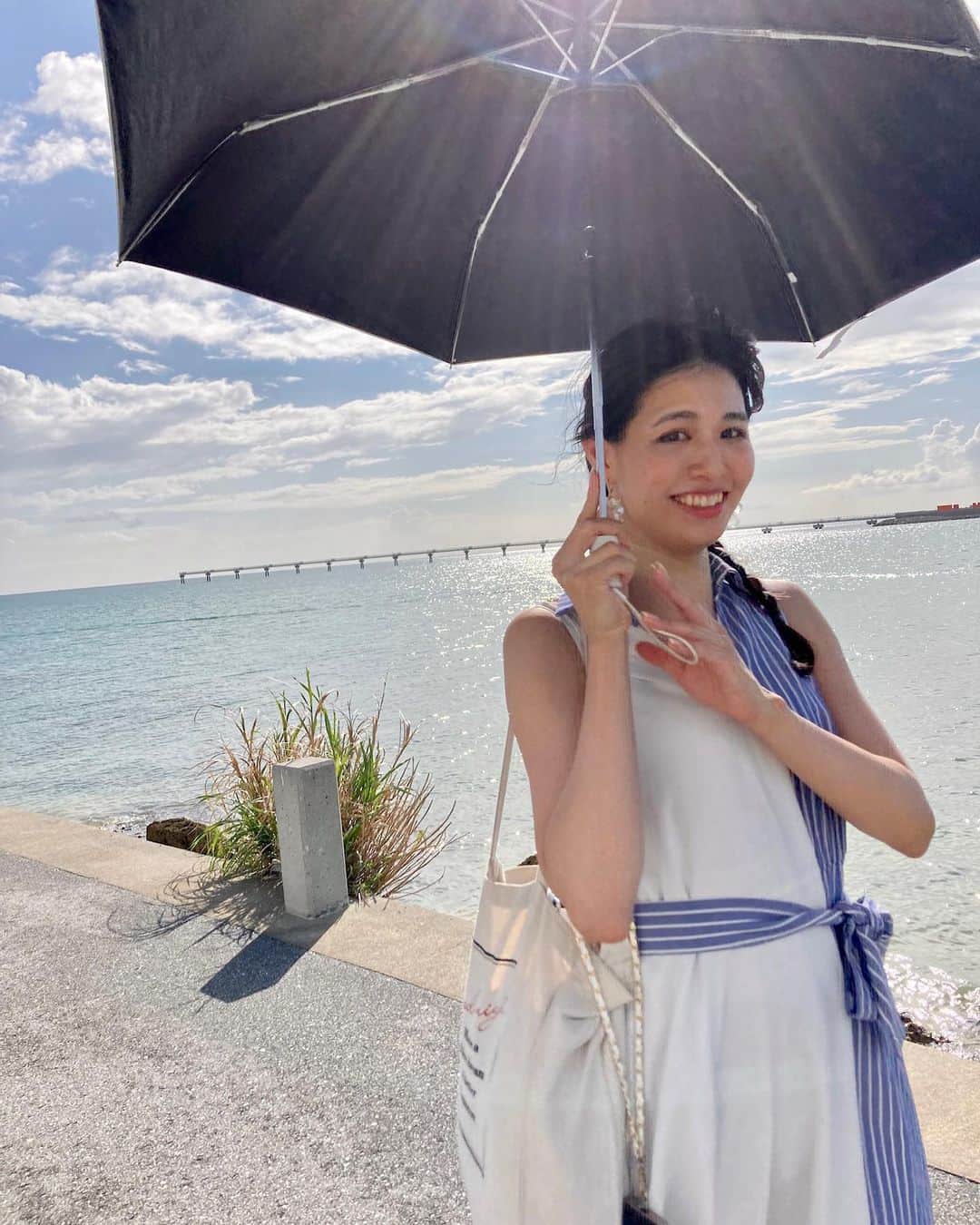 岩間夏美さんのインスタグラム写真 - (岩間夏美Instagram)「. ミスチャペルの副賞で 沖縄撮影に🌺 ( @missbridalmodel ) 日傘に日焼け止めに しっかり日焼け対策し ...