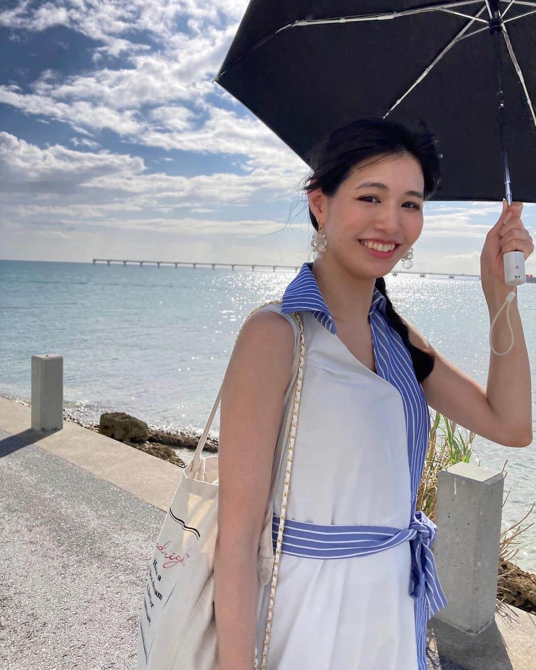 岩間夏美さんのインスタグラム写真 - (岩間夏美Instagram)「. ミスチャペルの副賞で 沖縄撮影に🌺 ( @missbridalmodel ) 日傘に日焼け止めに しっかり日焼け対策し ...