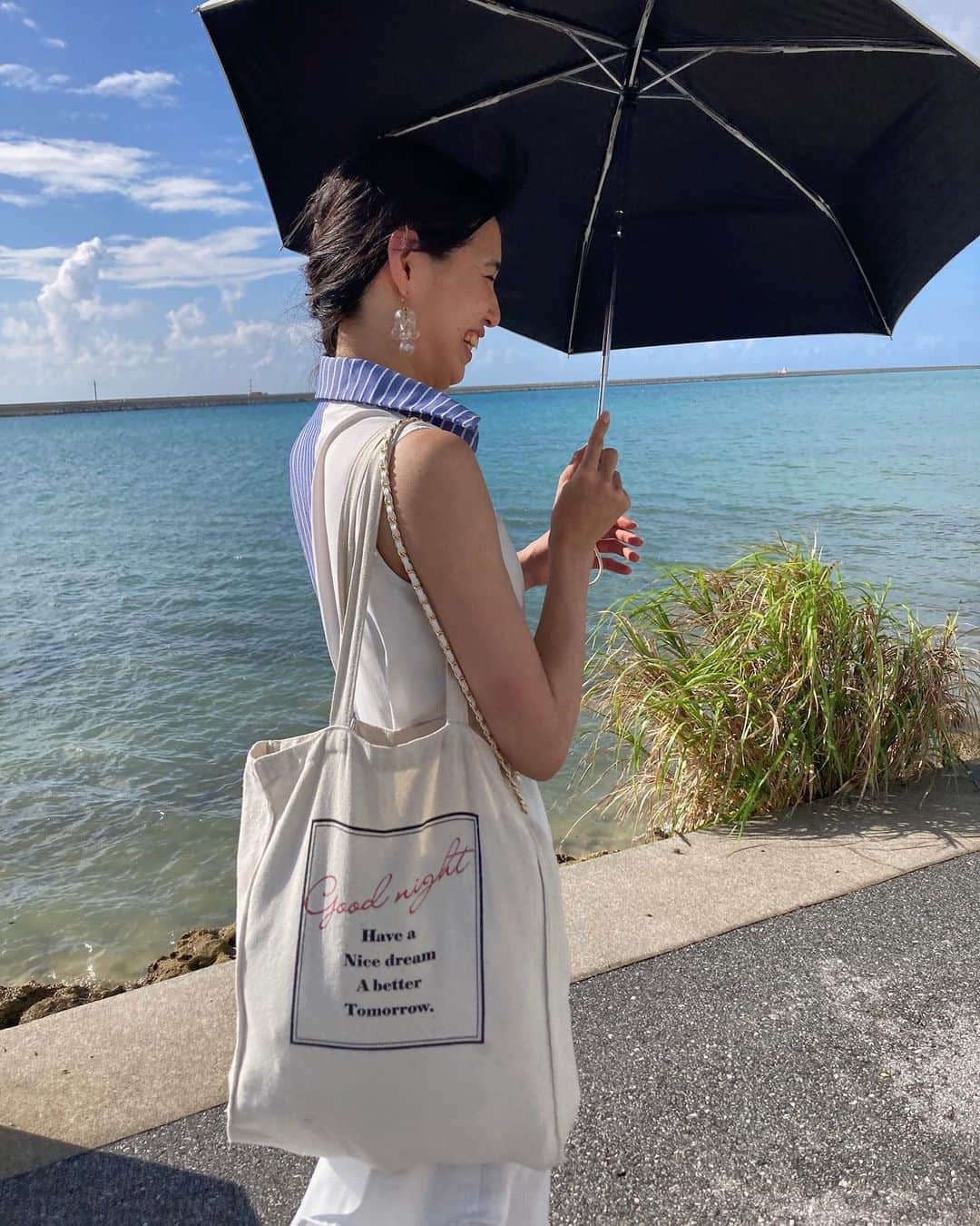 岩間夏美さんのインスタグラム写真 - (岩間夏美Instagram)「. ミスチャペルの副賞で 沖縄撮影に🌺 ( @missbridalmodel ) 日傘に日焼け止めに しっかり日焼け対策し ...