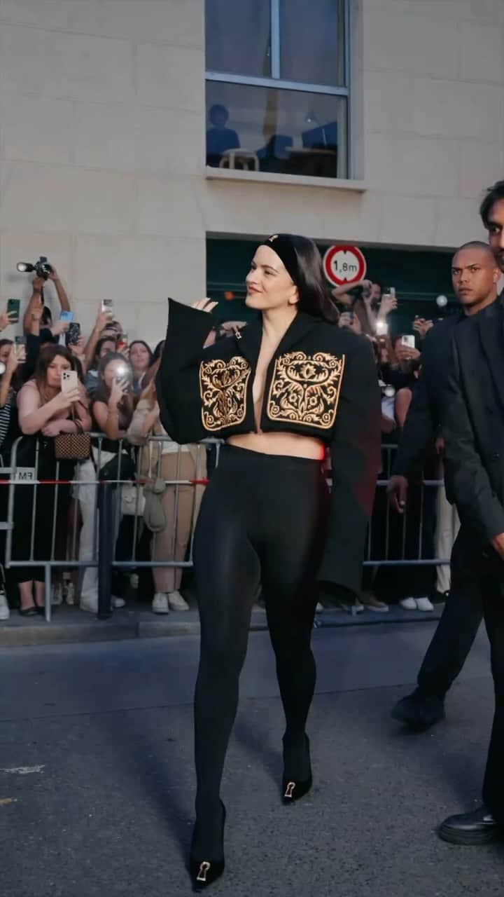 スキャパレリさんのインスタグラム動画 - (スキャパレリInstagram)「The sensational @rosalia.vt in a ...