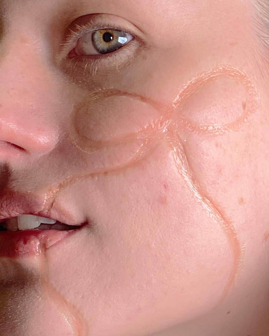 アルヴィダ・バイストロムさんのインスタグラム写真 - (アルヴィダ・バイストロムInstagram)「More flesh bows 🎀 ...