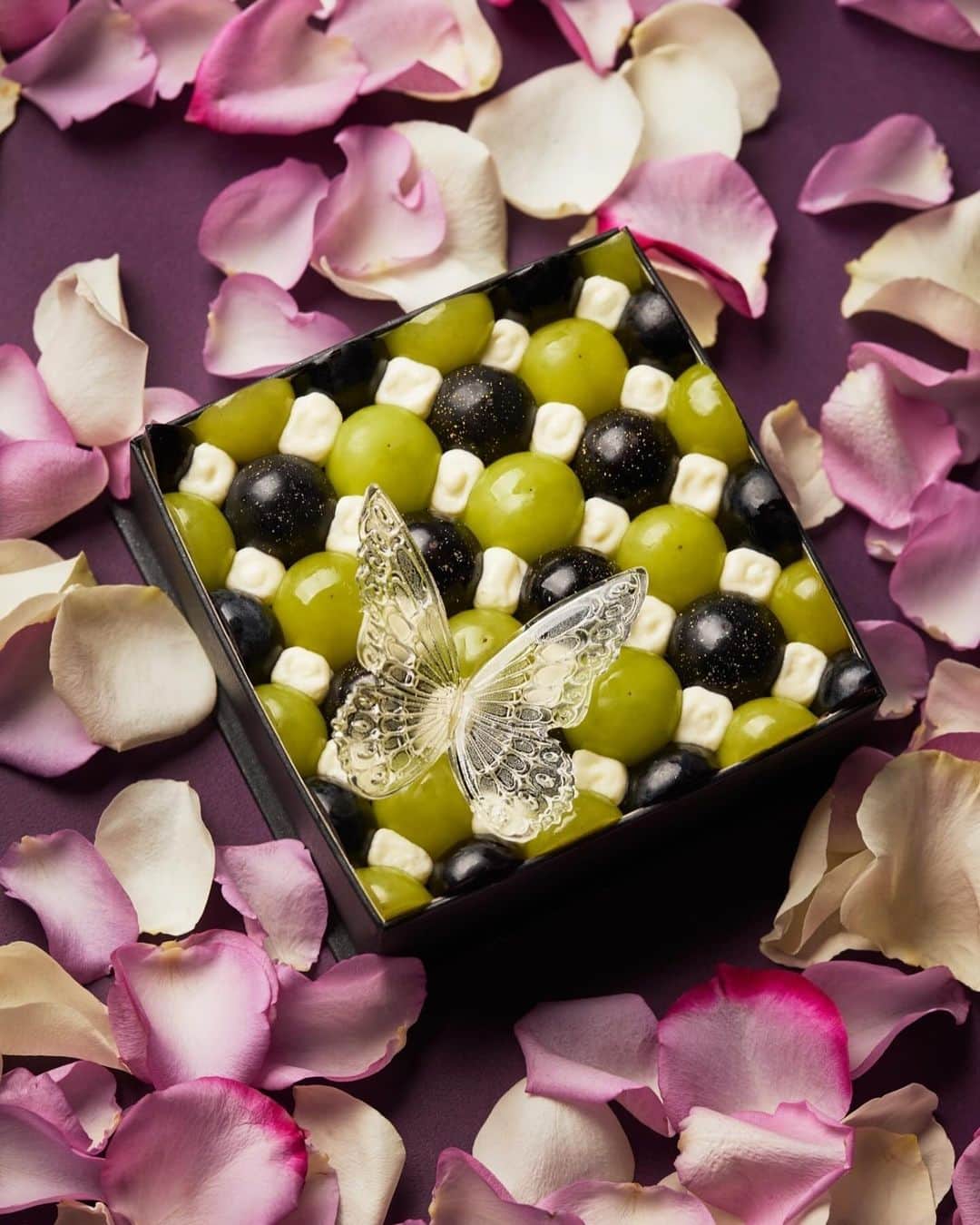 庄司夏子さんのインスタグラム写真 - (庄司夏子Instagram)「The word “Bouton" comes from France ...