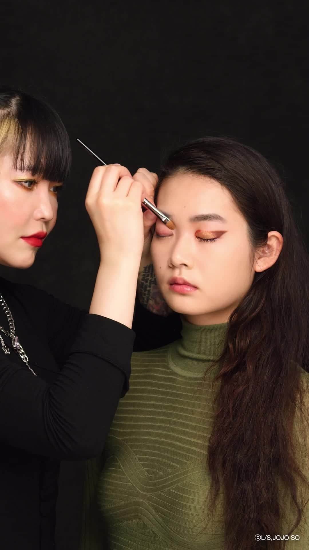シュウウエムラさんのインスタグラム動画 - (シュウウエムラInstagram)「take makeup risks and turn ...