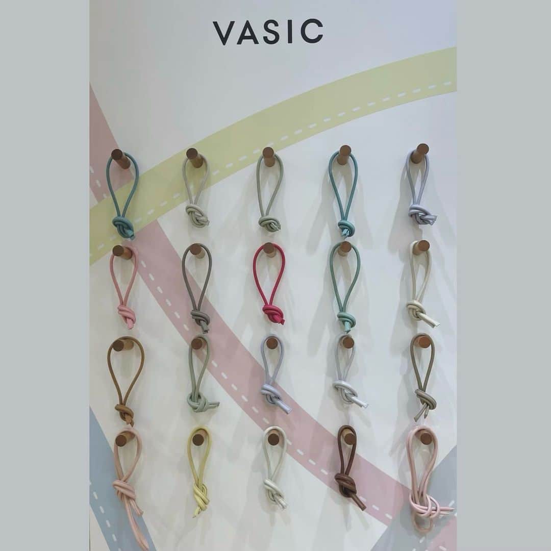 樋口柚子さんのインスタグラム写真 - (樋口柚子Instagram)「VASICのポップアップイベント👜 悩んで悩んでエコファー素材の黒の本体に、 グレーがかったアイボリーのカラーコードにし ...