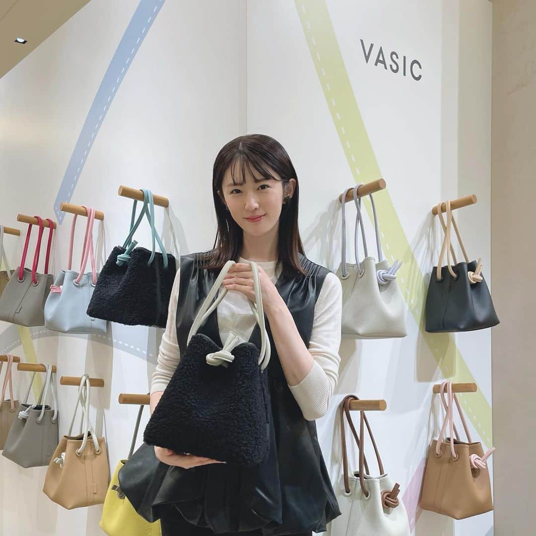 樋口柚子さんのインスタグラム写真 - (樋口柚子Instagram)「VASICのポップアップイベント👜 悩んで悩んでエコファー素材の黒の本体に、 グレーがかったアイボリーのカラーコードにし ...