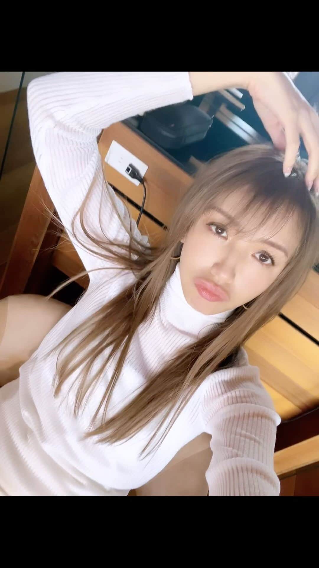 美香さんのインスタグラム動画 - (美香Instagram)「@jusglitty_official 新作撮影 ️ 今回の新作。 いつものジャスとちょっと雰囲気が違ったかも！ みんなは何着めが ...